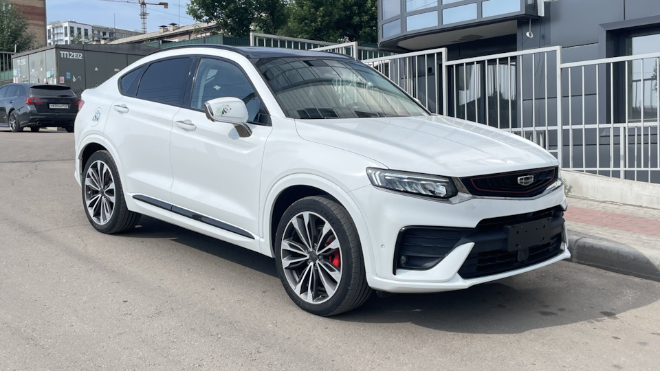 Сравнение с Geely TUGELLA — BYD Song Plus DM-i, 1,5 л, 2021 года ...