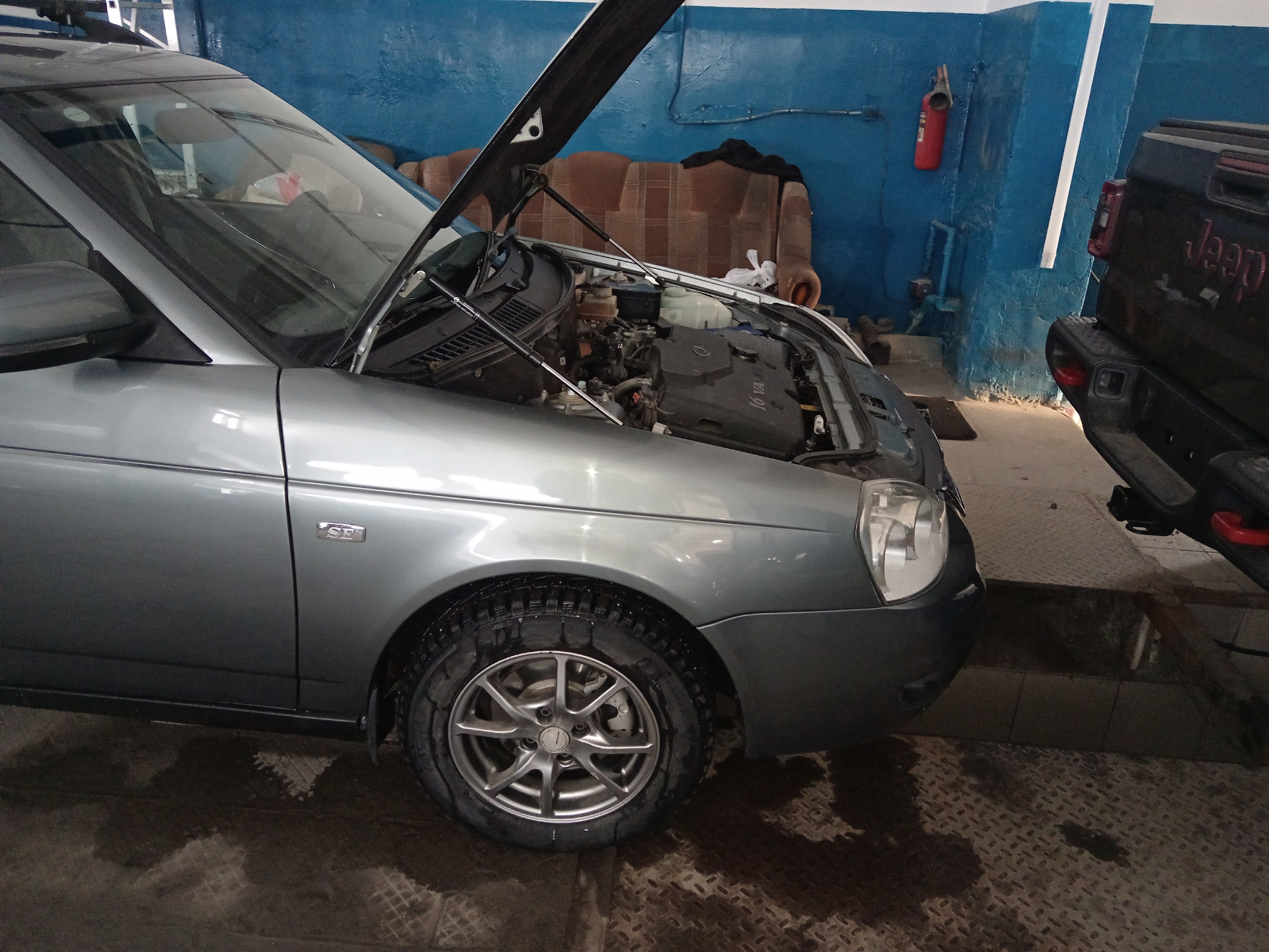 Газовые упоры капота — Lada Приора универсал, 1,6 л, 2009 года ...