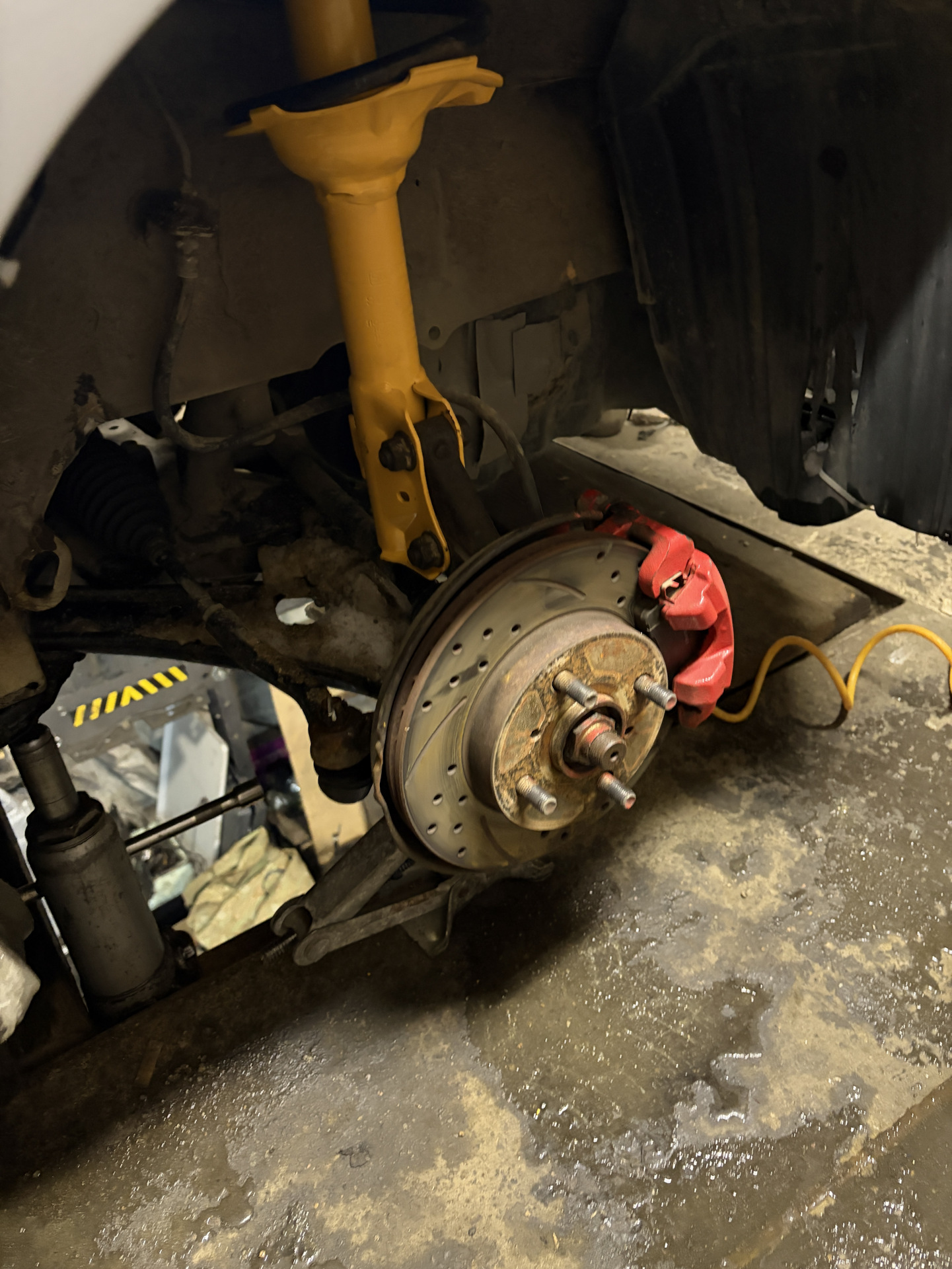 Аморты передние — Toyota Vitz (10), 1 л, 2000 года | запчасти | DRIVE2