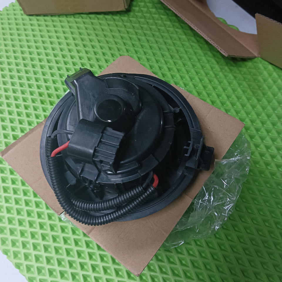 Участь многих, скрип вентилятора отопителя — Renault Sandero 2G, 1,6 л ...