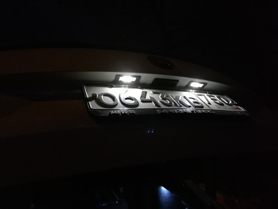 Диодная подсветка номерного знака — Skoda Octavia A7 Mk3, 1,8 л, 2014 ...