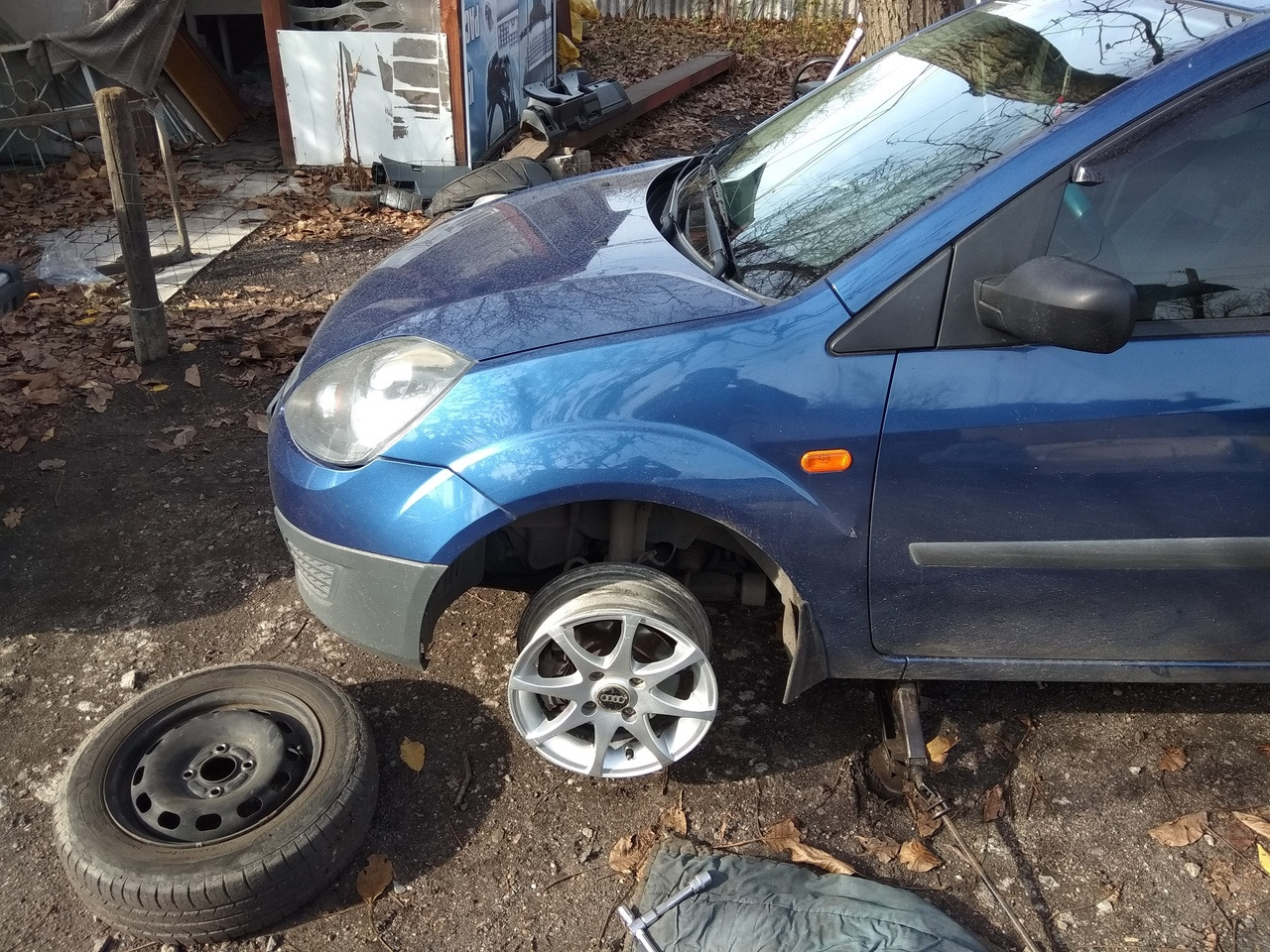 Диски легкосплавные, а тапки бабушки носят))) — Ford Fiesta (Mk V), 1,3 ...