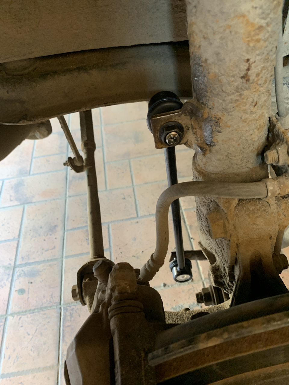 Замена стоек стабилизатора и так по мелочи. Внимание по передним ...