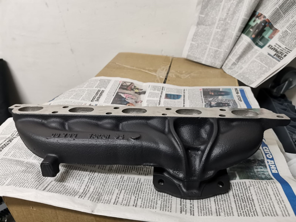 Замена прокладки выпускного коллектора. — Volvo XC70 II, 2,5 л, 2003 ...