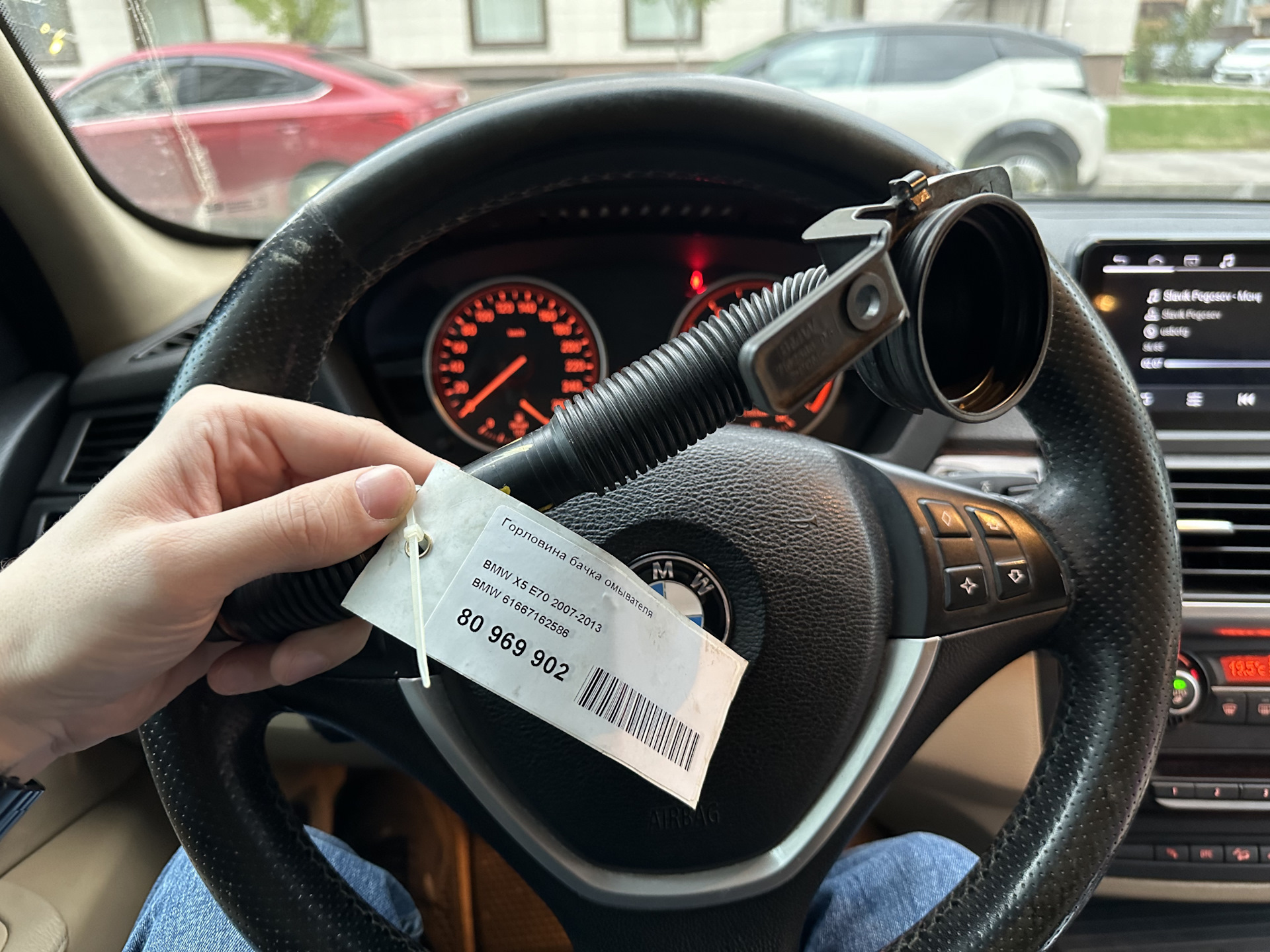 #39 Замена кронштейна горловины бачка омывателя — BMW X5 (E70), 3 л ...