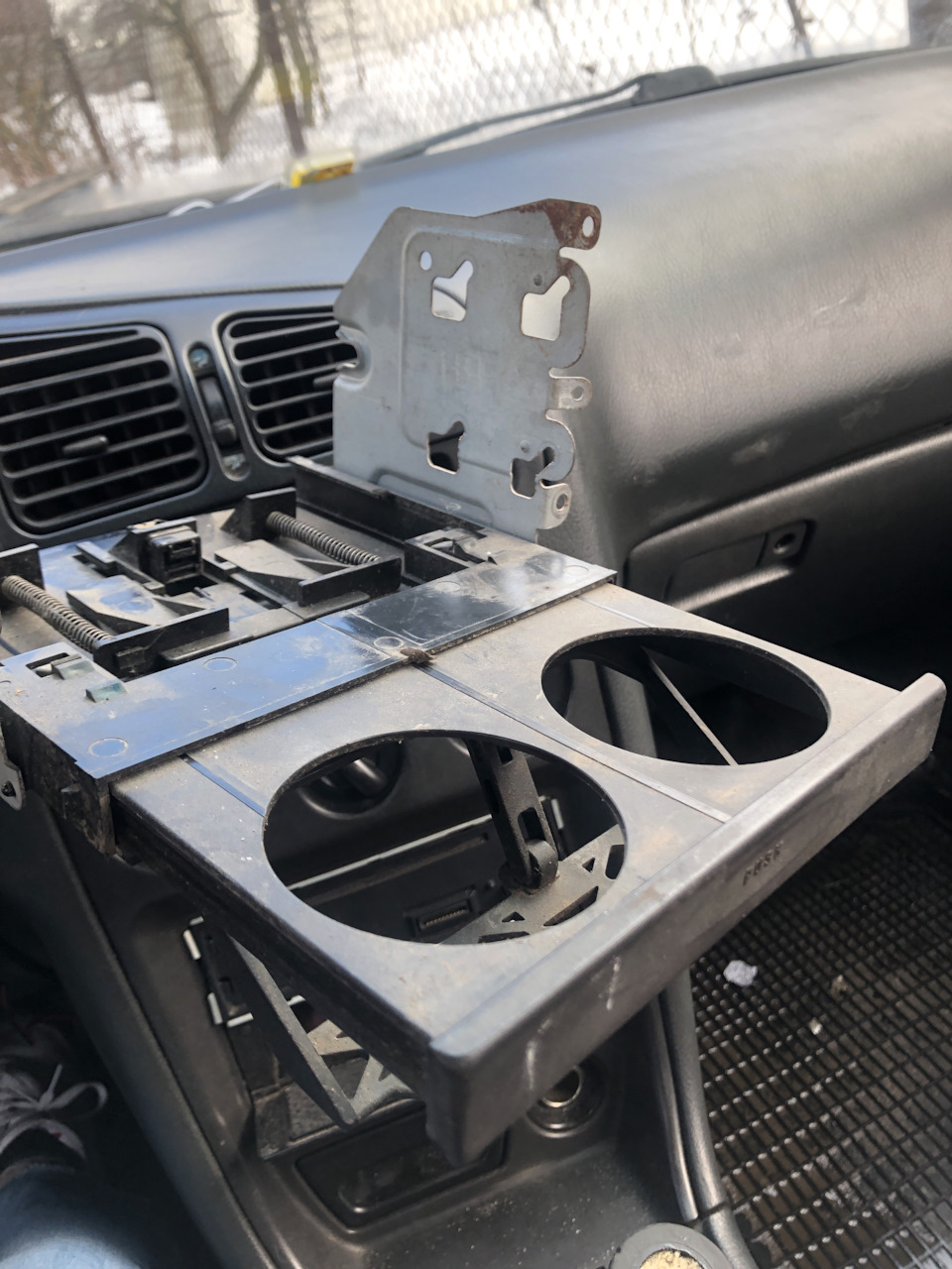 Подстаканники — Mitsubishi Galant (7G), 1,8 л, 1996 года | тюнинг | DRIVE2