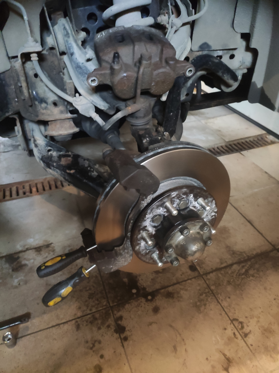 121. Замена передних тормозных дисков — Chevrolet TrailBlazer (2G), 2,8 ...