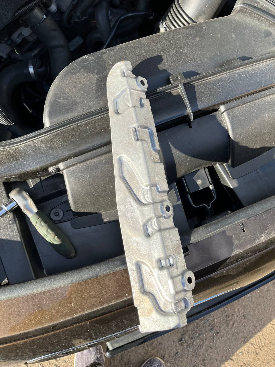 [28] Теплоизоляционный экран над выпускным коллектором — BMW X1 (E84 ...