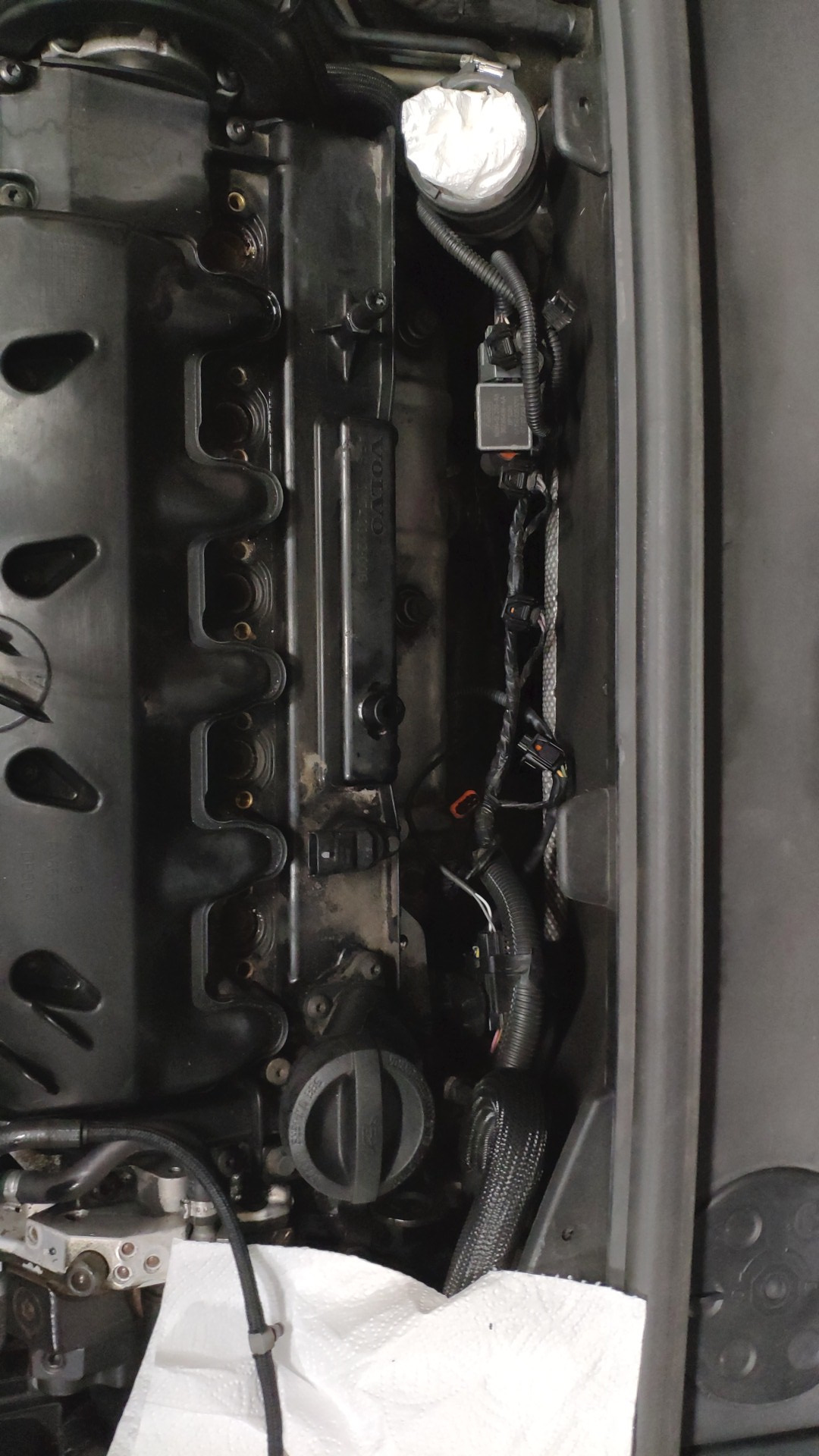 Замена прокладки клапанной крышки — Volvo V70 III, 2,4 л, 2007 года ...