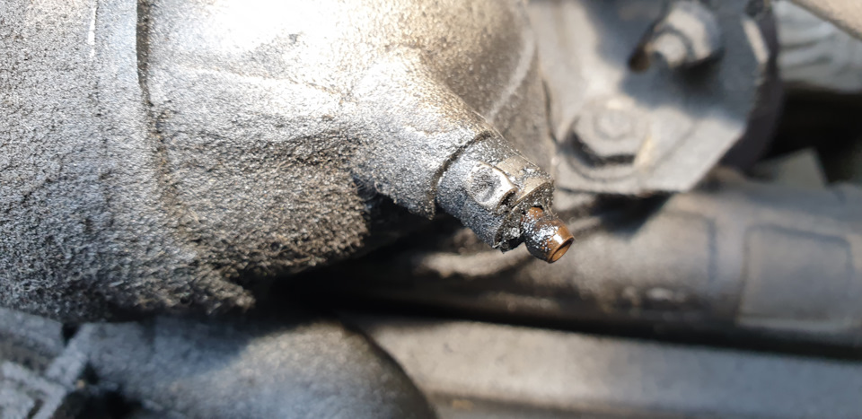 Замена колпачка патрубка впускного тракта — Volkswagen Transporter T4 ...