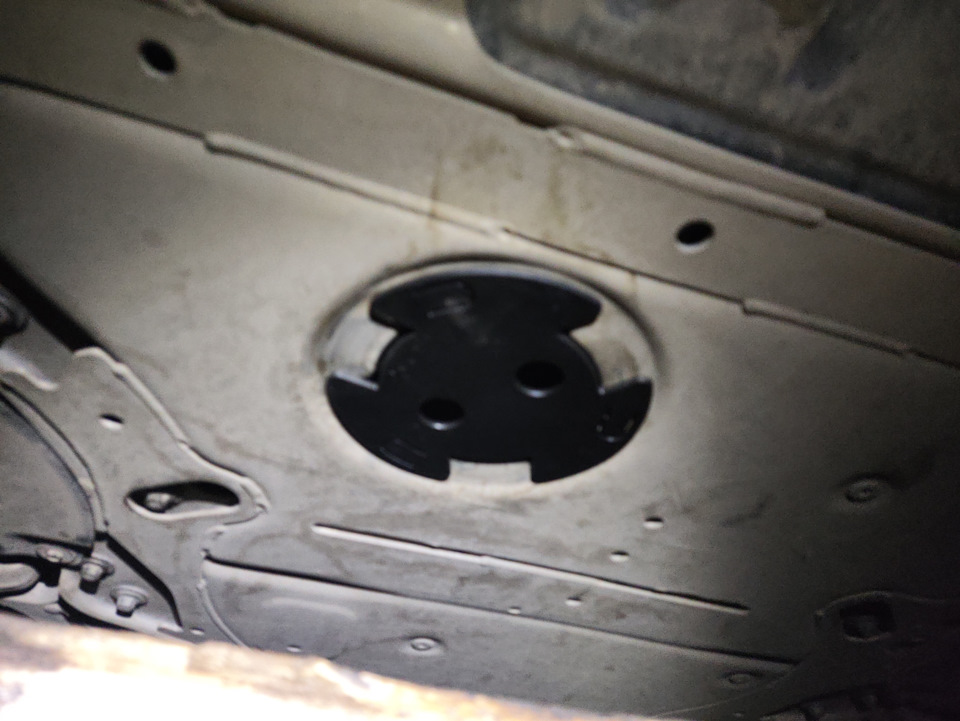 Установка крышки лючка слива масла в защите и неудачная попытка замены ...