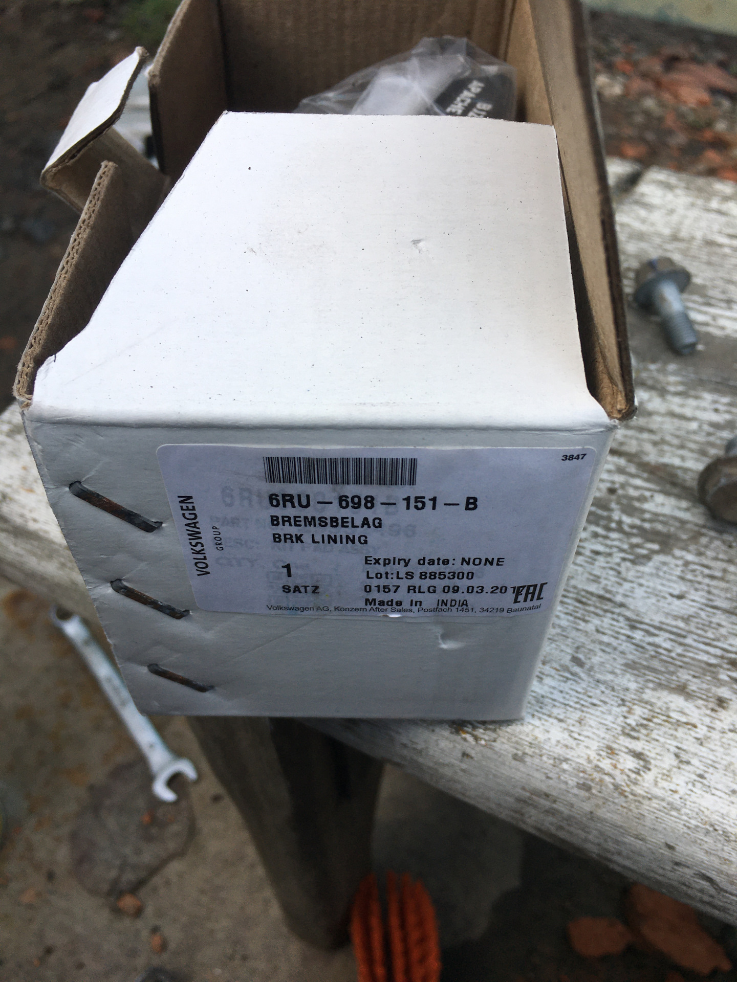 Замена передних тормозных колодок — Volkswagen Polo Sedan, 1,6 л, 2018 ...