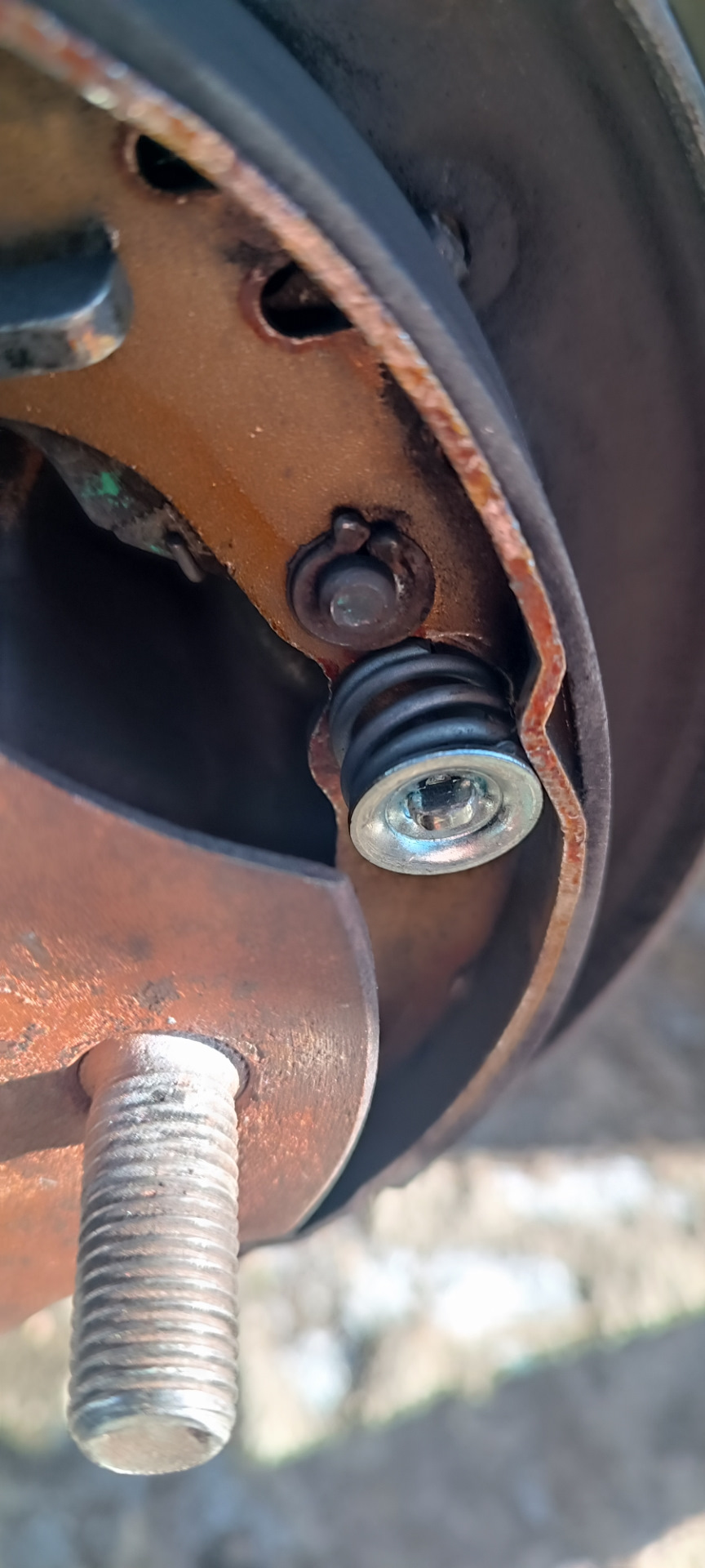 Замена пружинок прижимающих задние колодки — Toyota Platz, 1 л, 2003 ...