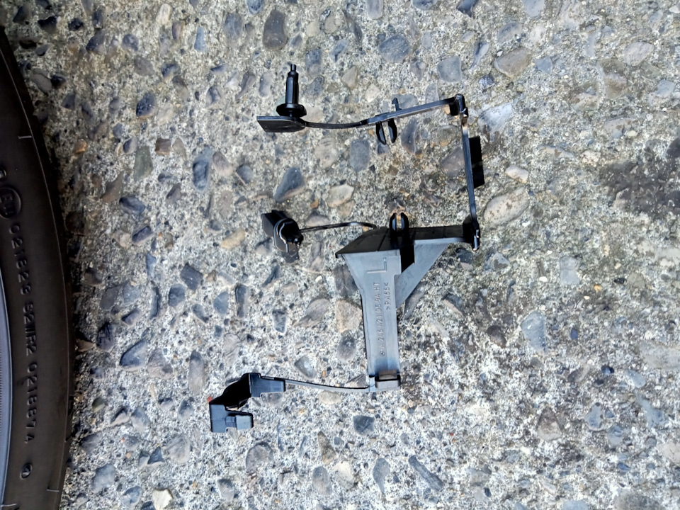 Замена brake line support bracket. — Mercedes-Benz A-Class (W176), 1,6 ...