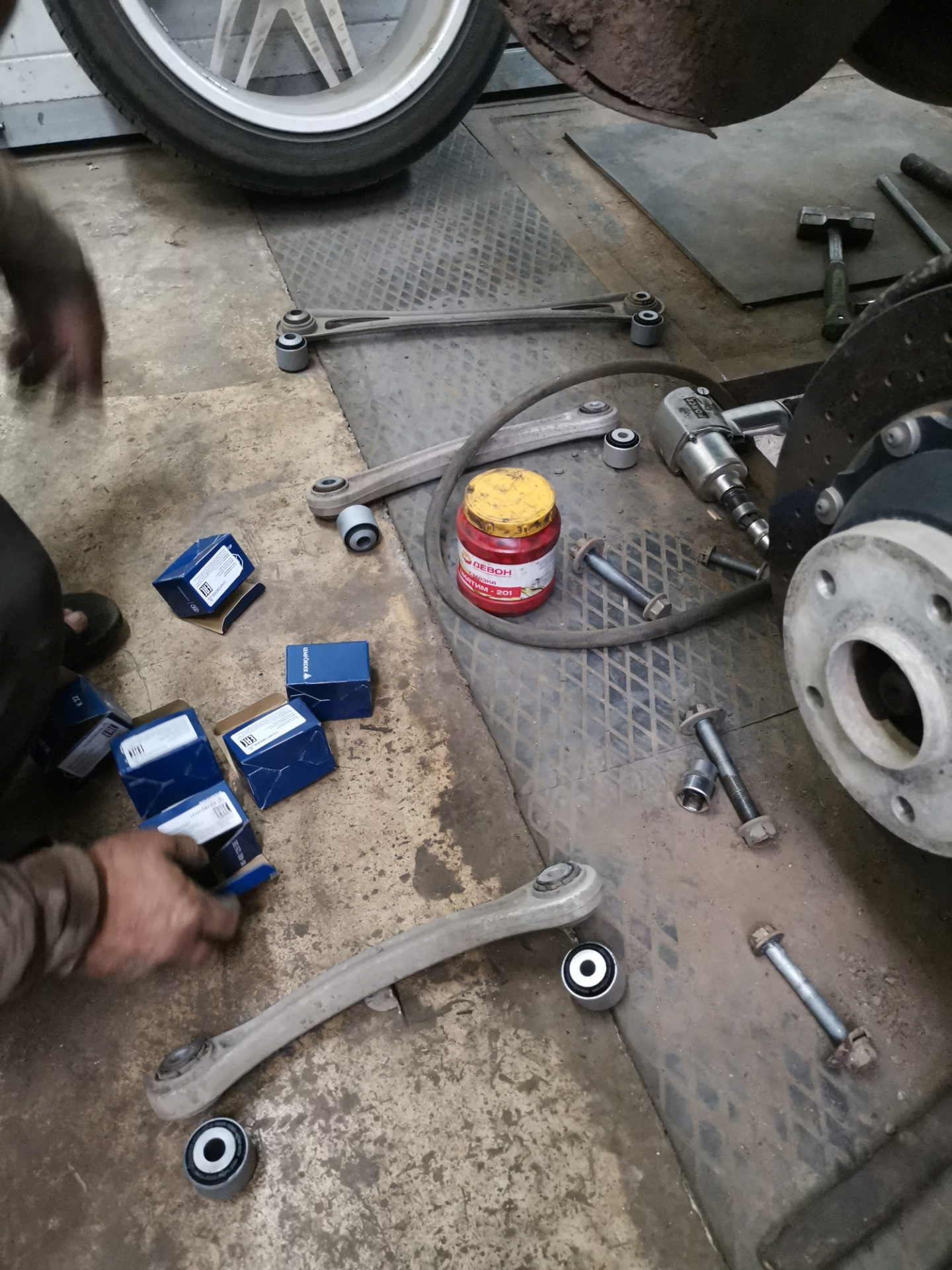 Ремонт задней подвески V12 tdi — Audi Q7 (1G), 6 л, 2011 года | поломка ...