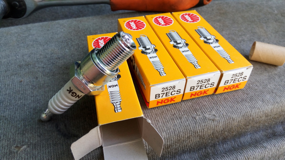 Новые свечи, перенос точки отбора вакуума, замена датчика вентилятора ...