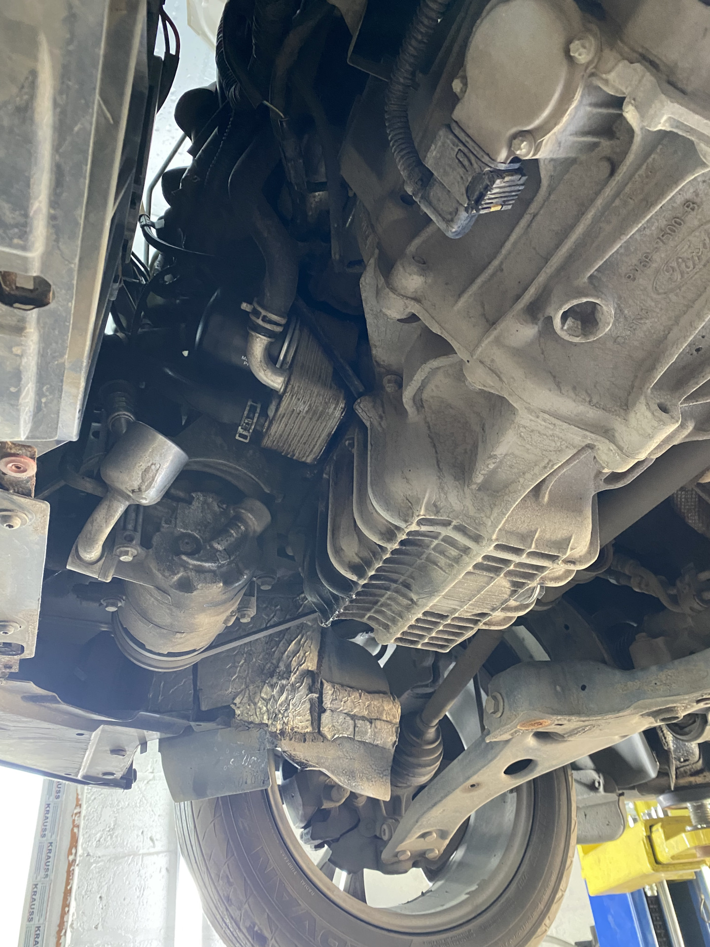 Замена масла Лукойл Генезис 5w30 — Ford Focus Wagon III, 1,6 л, 2015 ...