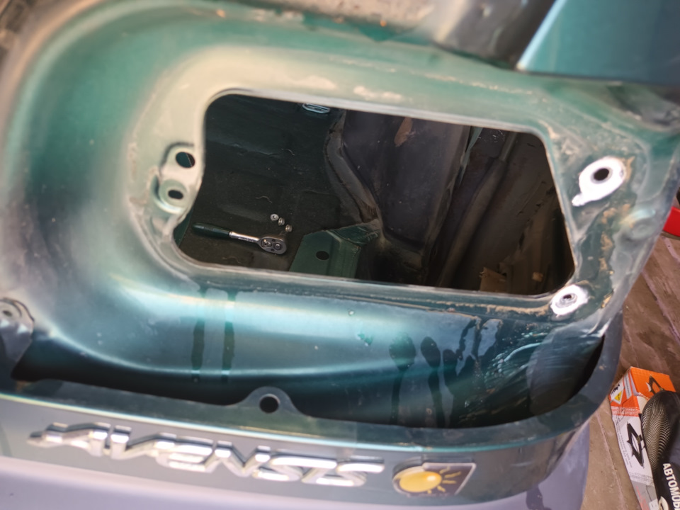 Нашёл причину попадания воды в правый карман багажника — Toyota Avensis ...