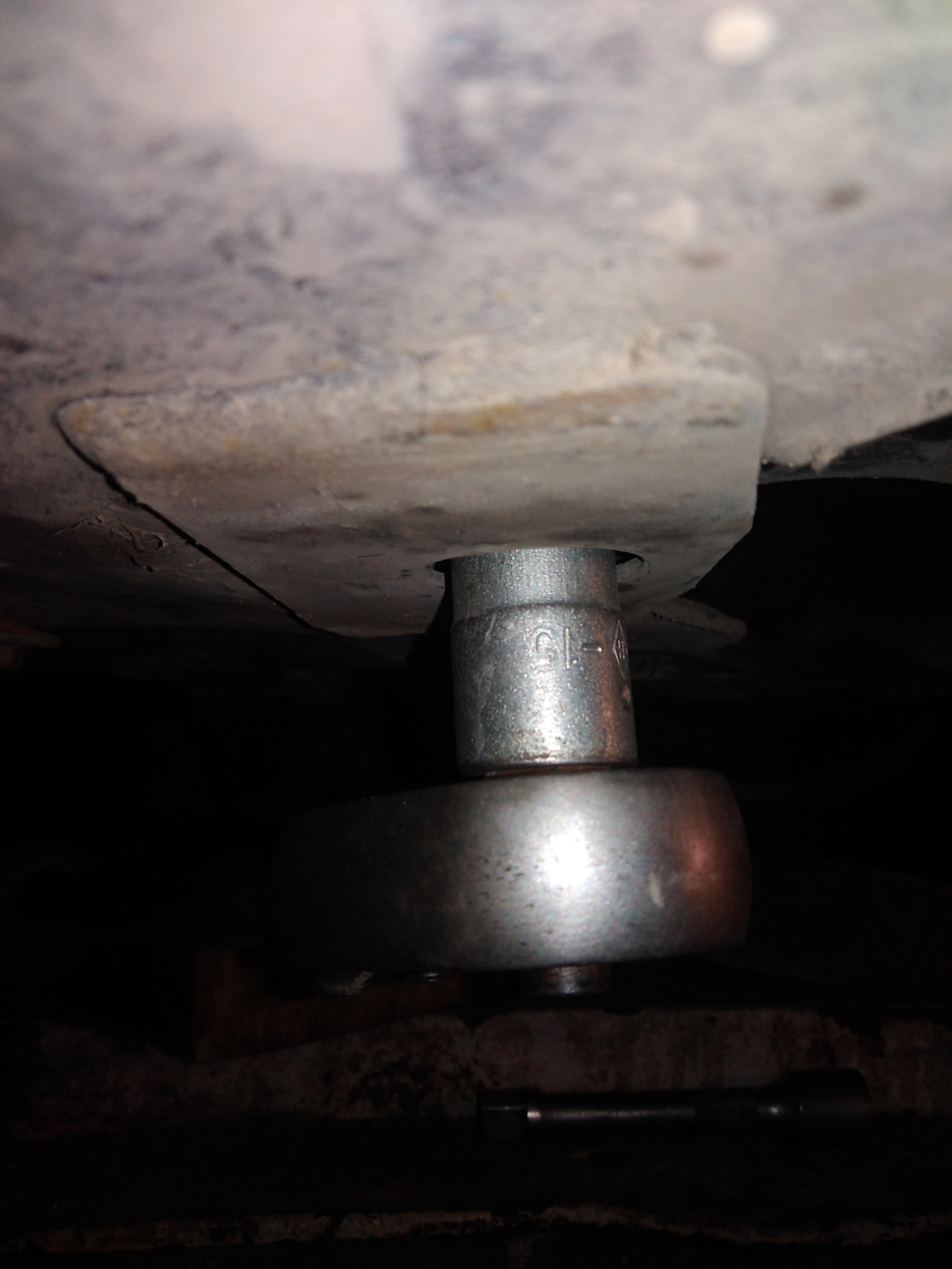 Замена опоры АКПП — Ford Focus II Wagon, 2 л, 2008 года | запчасти | DRIVE2