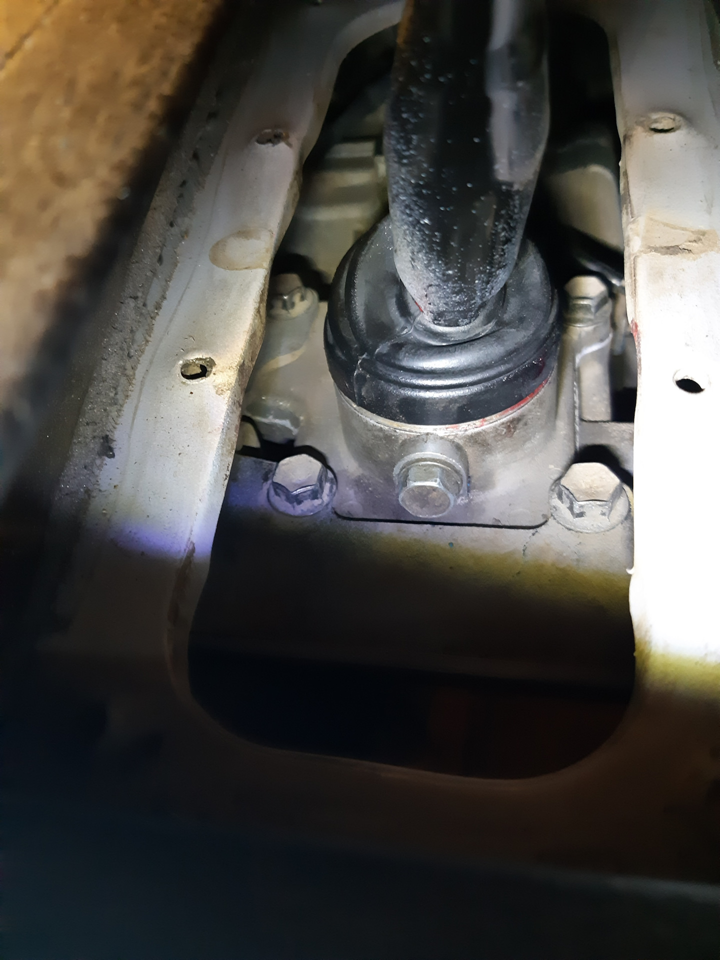 Пыльник кулисы раздаточной коробки. — Suzuki Escudo (1G), 2 л, 1995 ...