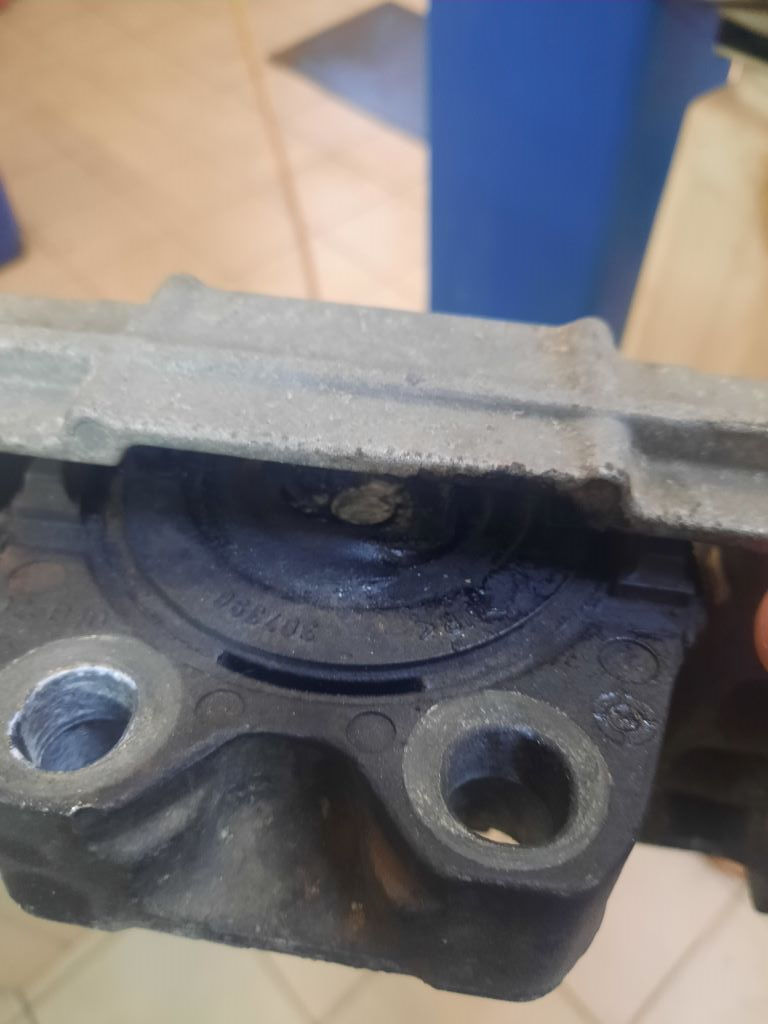 Замена подушки двигателя, странные номера — Volvo V40 Cross Country, 1 ...