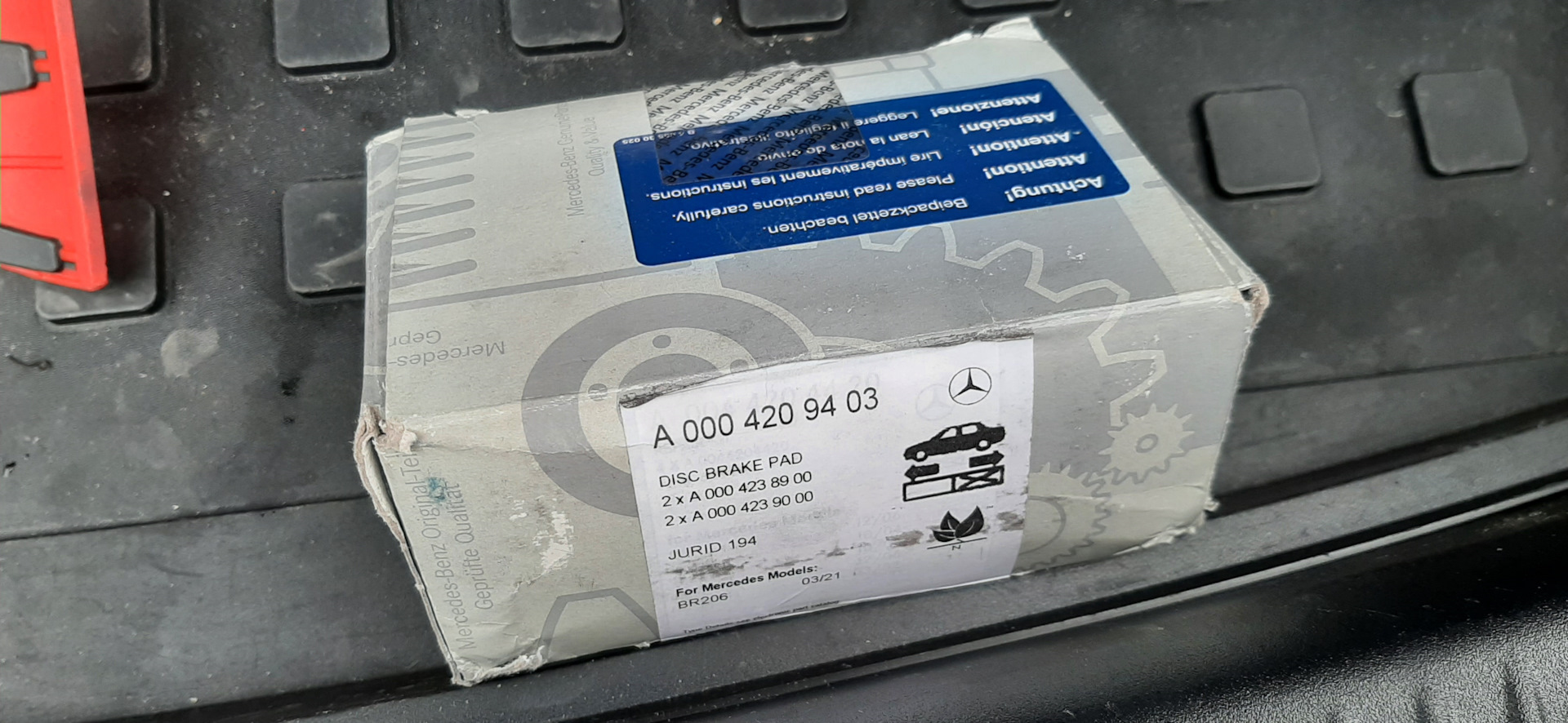 Замена задних тормозных накладок. — Mercedes-Benz C-Class (W205), 2 л ...