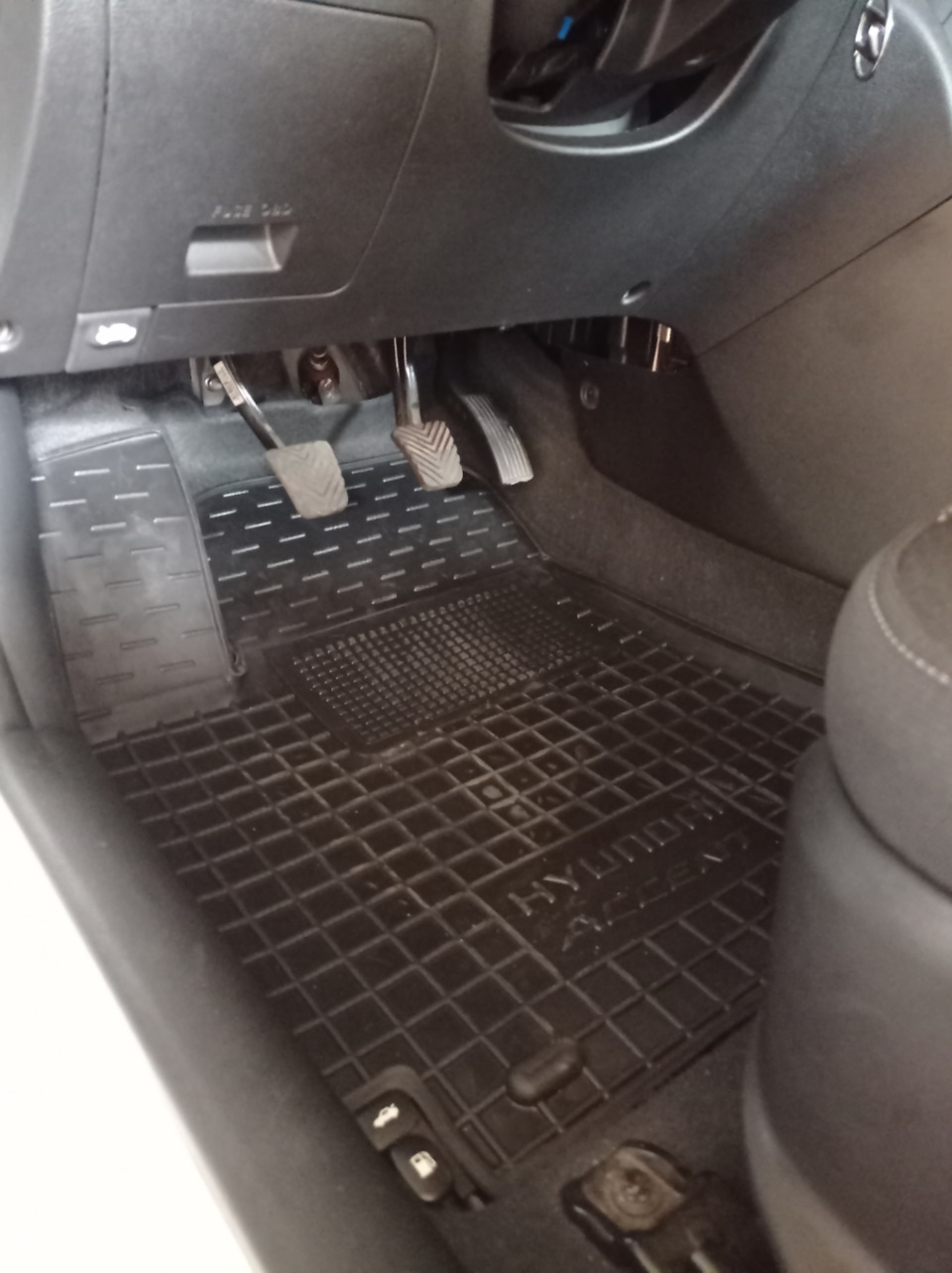 Водительский коврик — Hyundai Accent (4G), 1,4 л, 2013 года ...