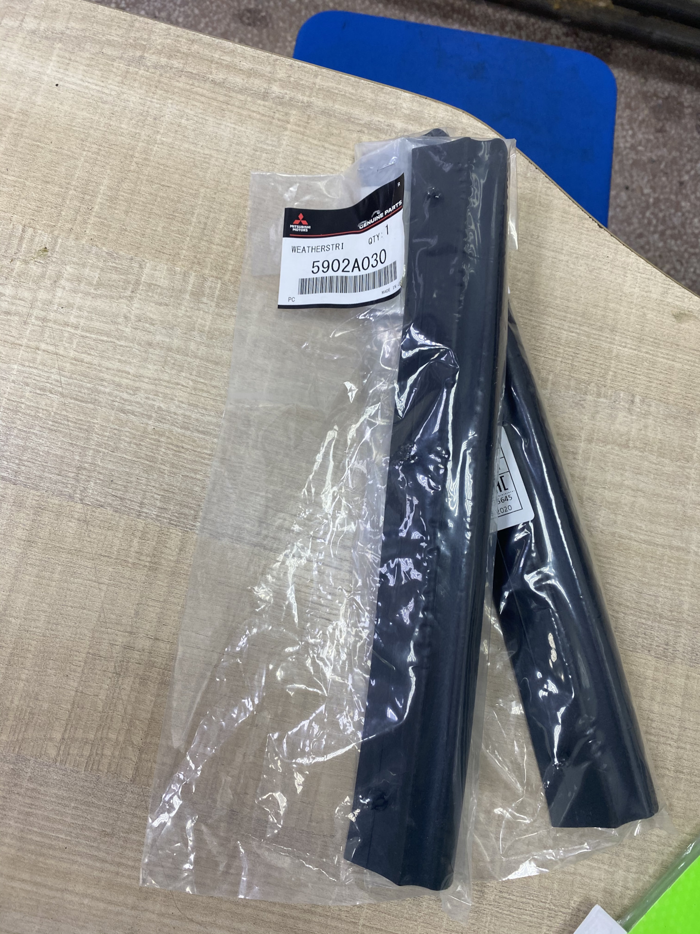 Уплотнители капота над фарами — Mitsubishi Outlander XL, 2,4 л, 2012 ...