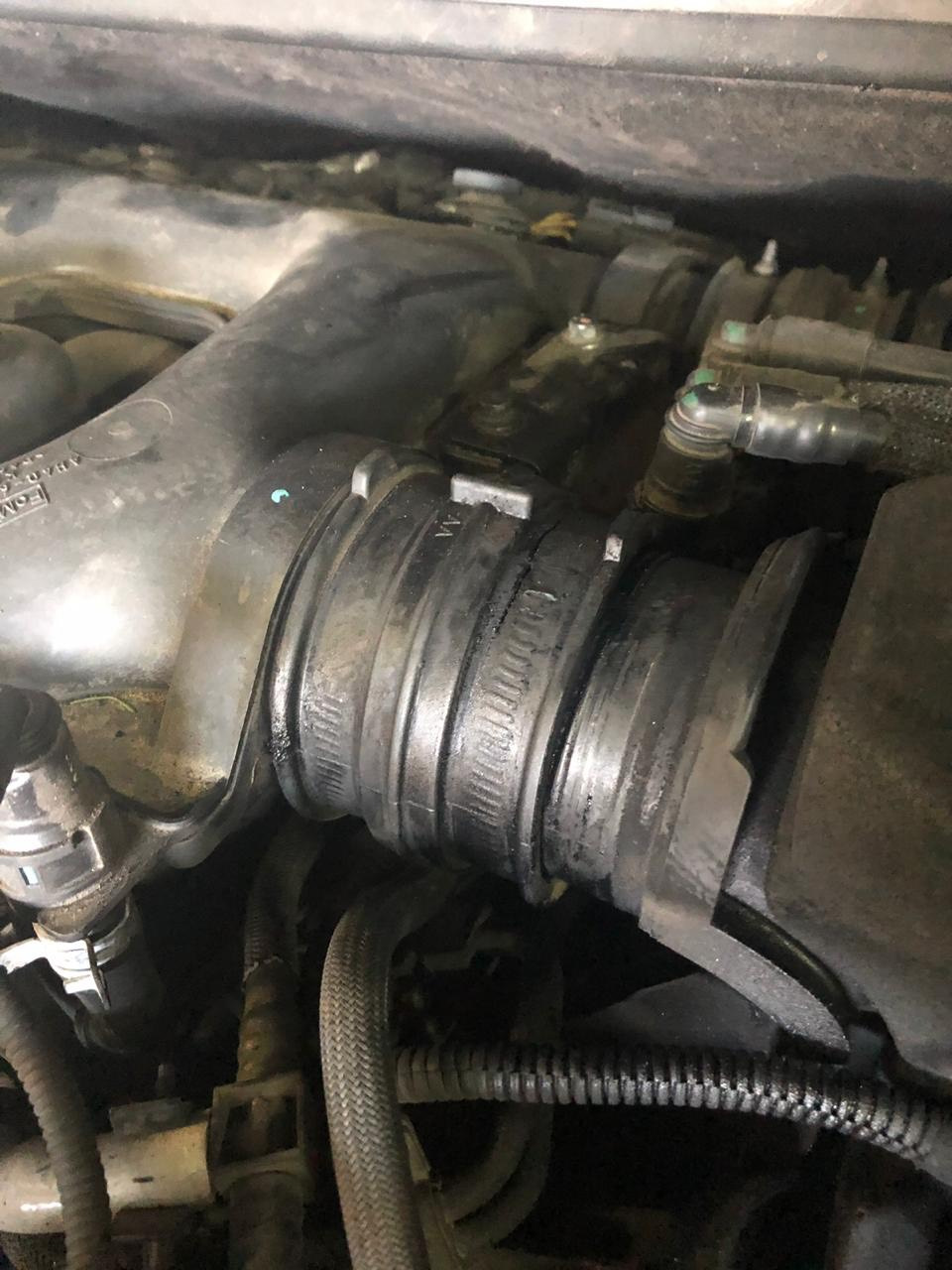 Land Rover Range Rover Замена патрубка воздуховода впускного коллектора ...