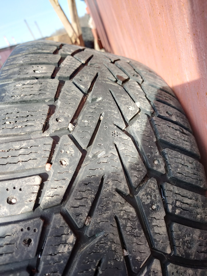 Шины зимние шипованные Nokian 235/55 R17, литые диски Фольксваген 7Jx17 ET45 5x112 на Volkswagen ...