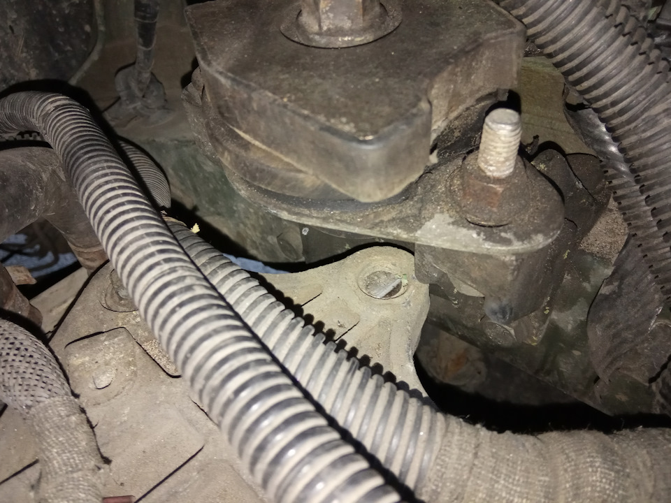 Шпилька подвески КПП через левую опору БЗДЫНЬ! — Renault Scenic I, 2 л ...