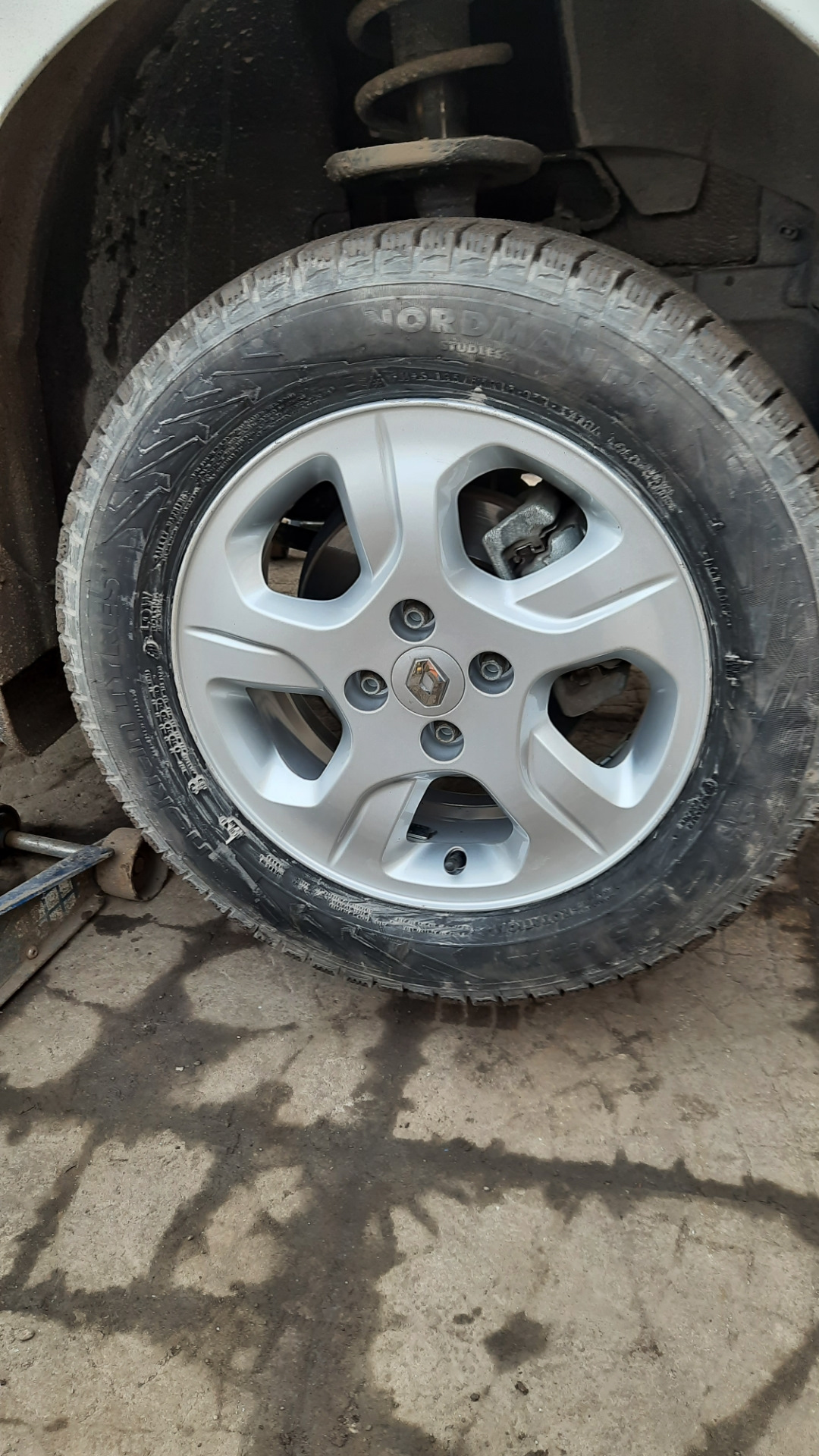 Оригинальные диски EMPREINTE 403006822R и зимняя резина nokian nordman ...