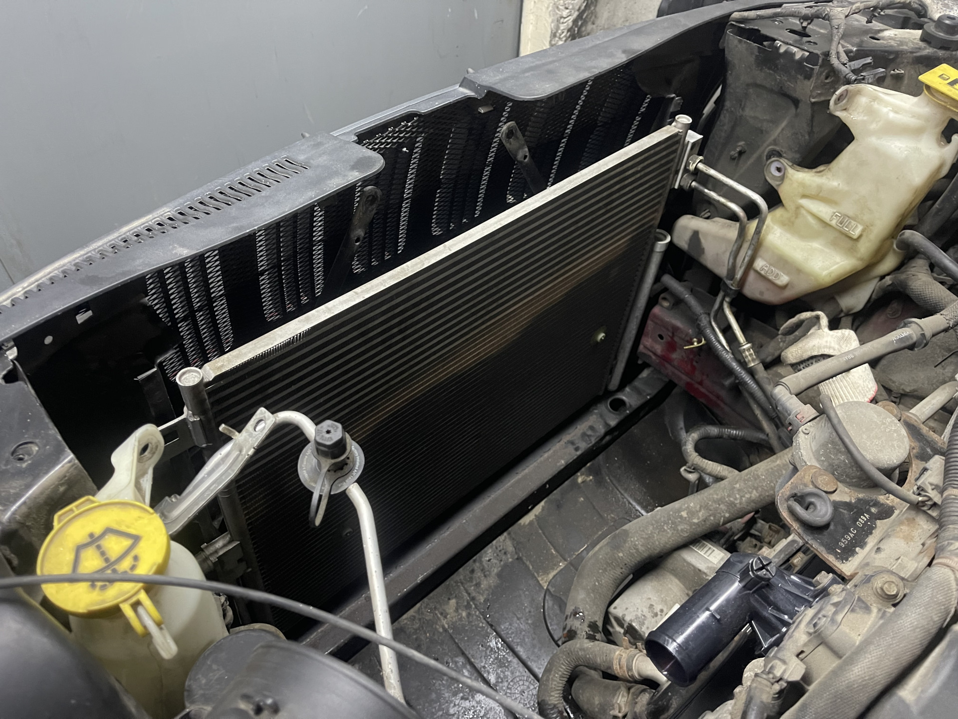 Замена радиатора двс — Jeep Grand Cherokee (WK2), 3,6 л, 2012 года ...