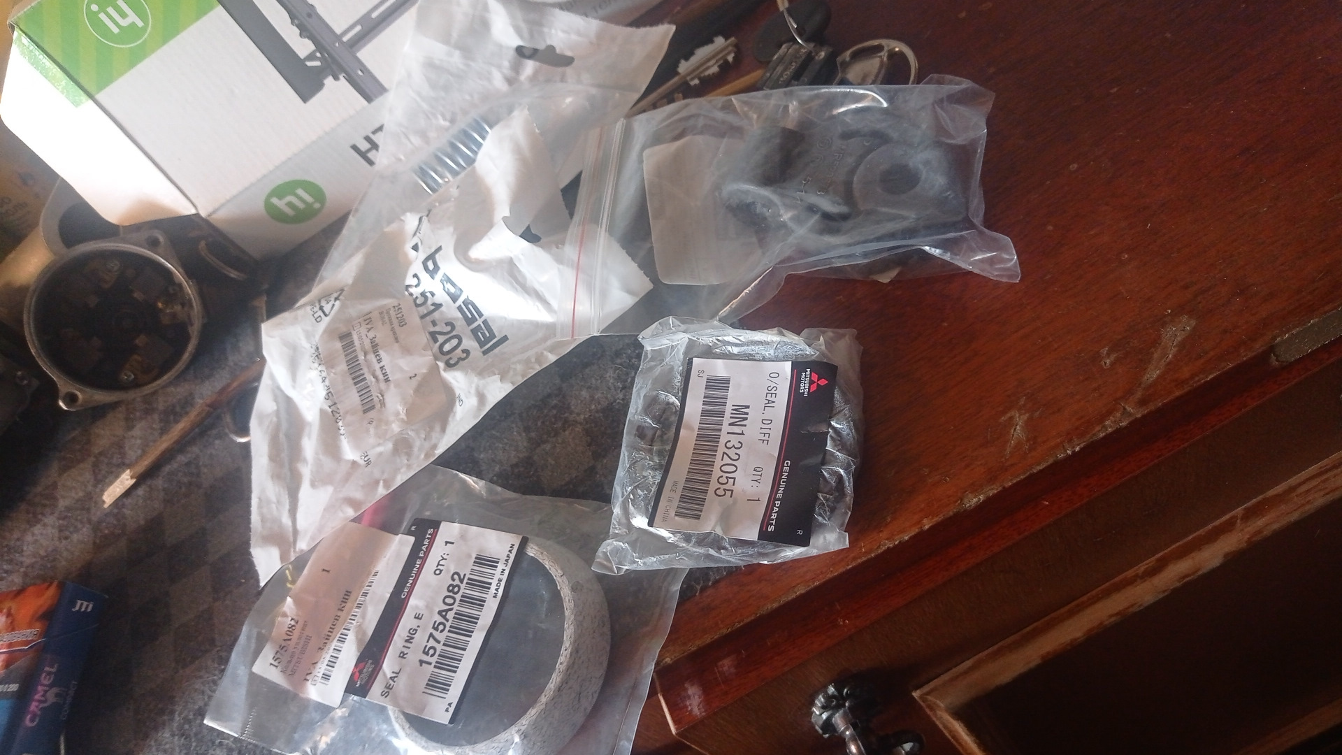 Опять чуть-чуть выхлопа. — Mitsubishi Outlander XL, 2 л, 2011 года ...