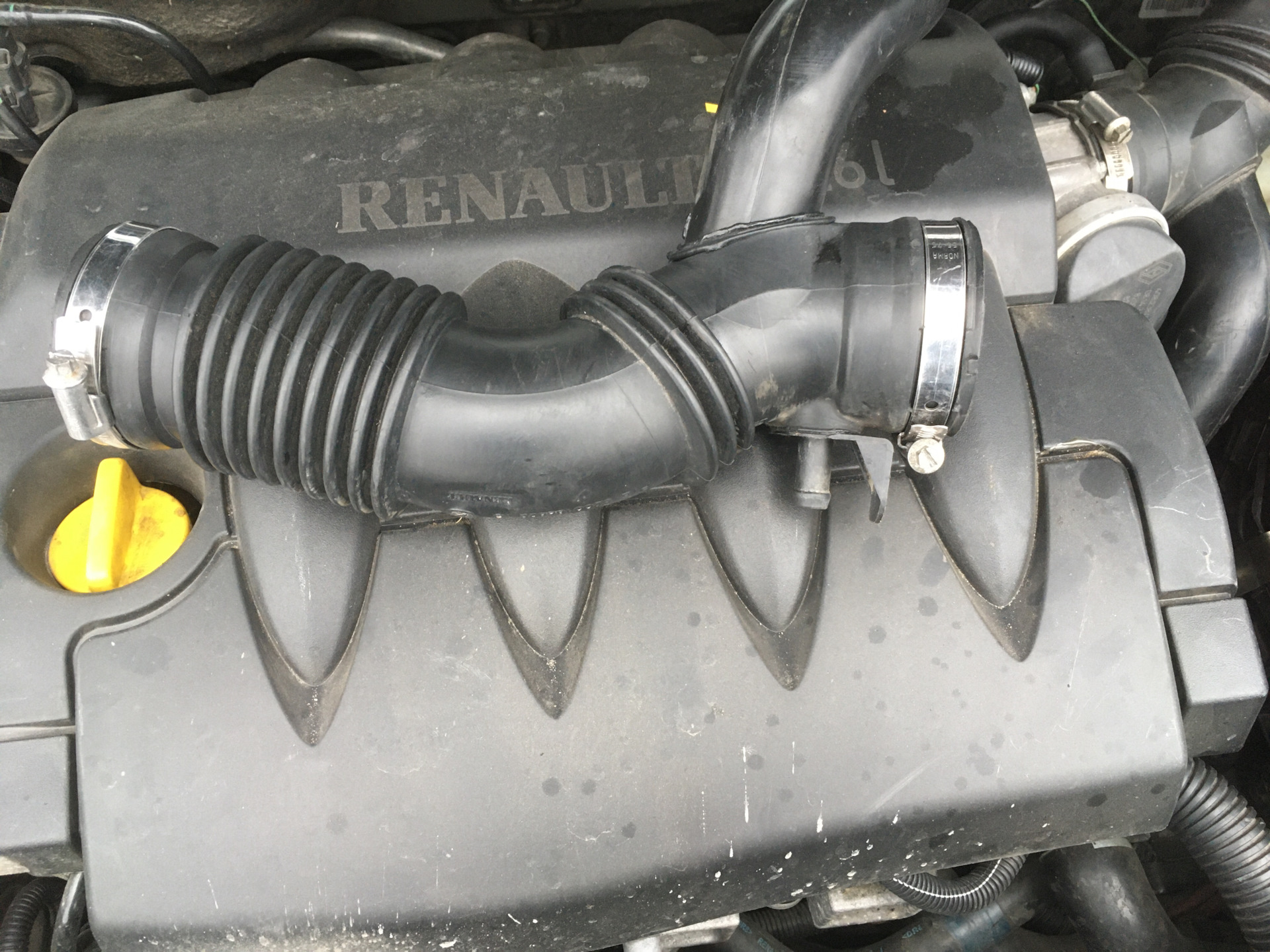 Замена. Патрубок воздушного фильтра. — Renault Megane II, 1,6 л, 2008 года | запчасти | DRIVE2