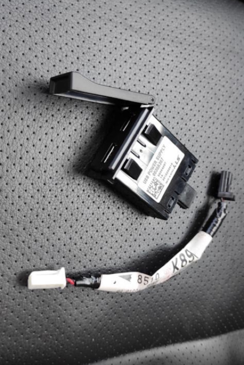 Оригинальная USB зарядка для заднего ряда — Mitsubishi Outlander XL, 2 ...