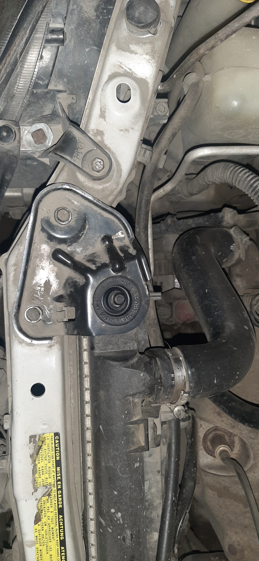 Втулка для крепления радиатора — Nissan Almera Tino, 2 л, 2001 года ...