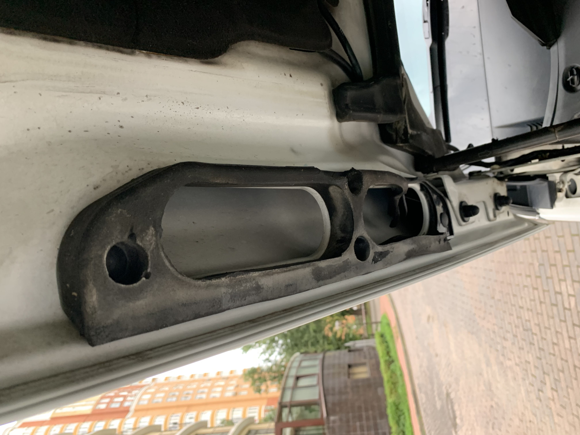 Развалились изоляторы капота Range Rover — Land Rover Range Rover (4G ...