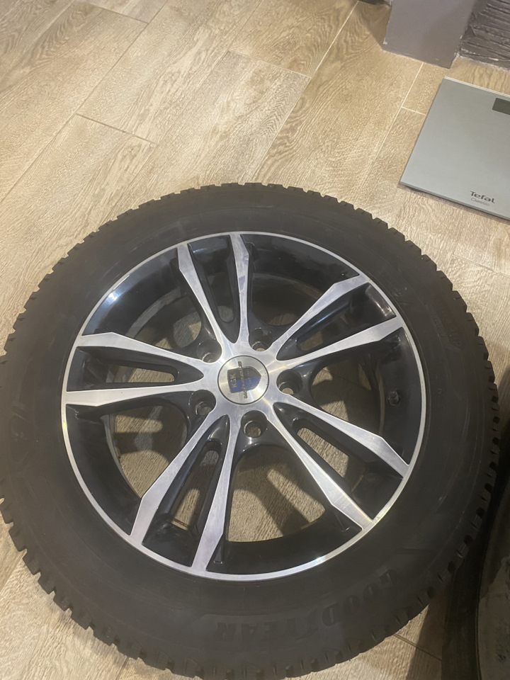 Шины зимние шипованные Goodyear 205/55 R16 на Volkswagen Golf Mk7 ...