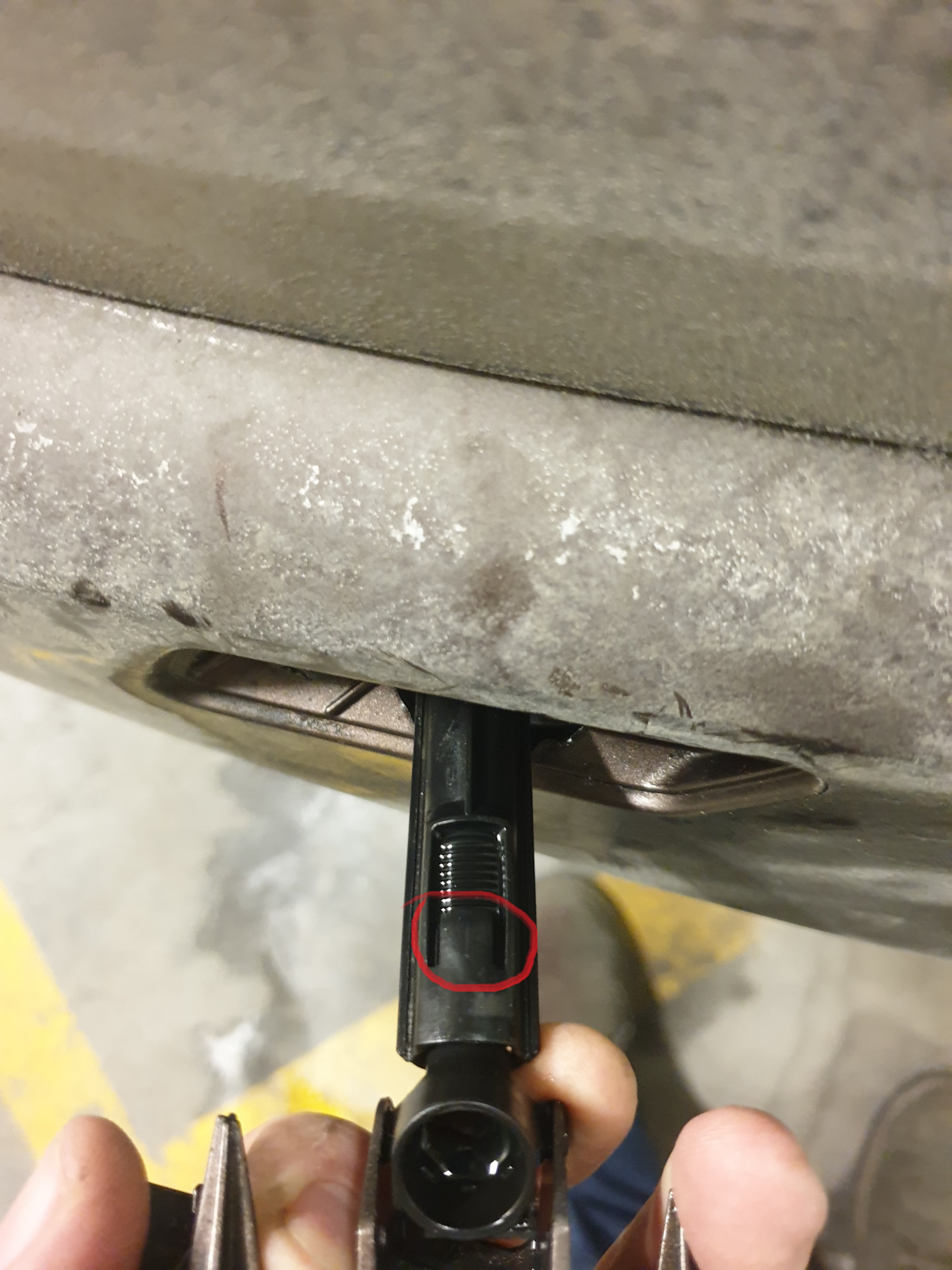 Ремонт форсунки омывателя фар — Volkswagen Touareg (2G), 3 л, 2011 года ...