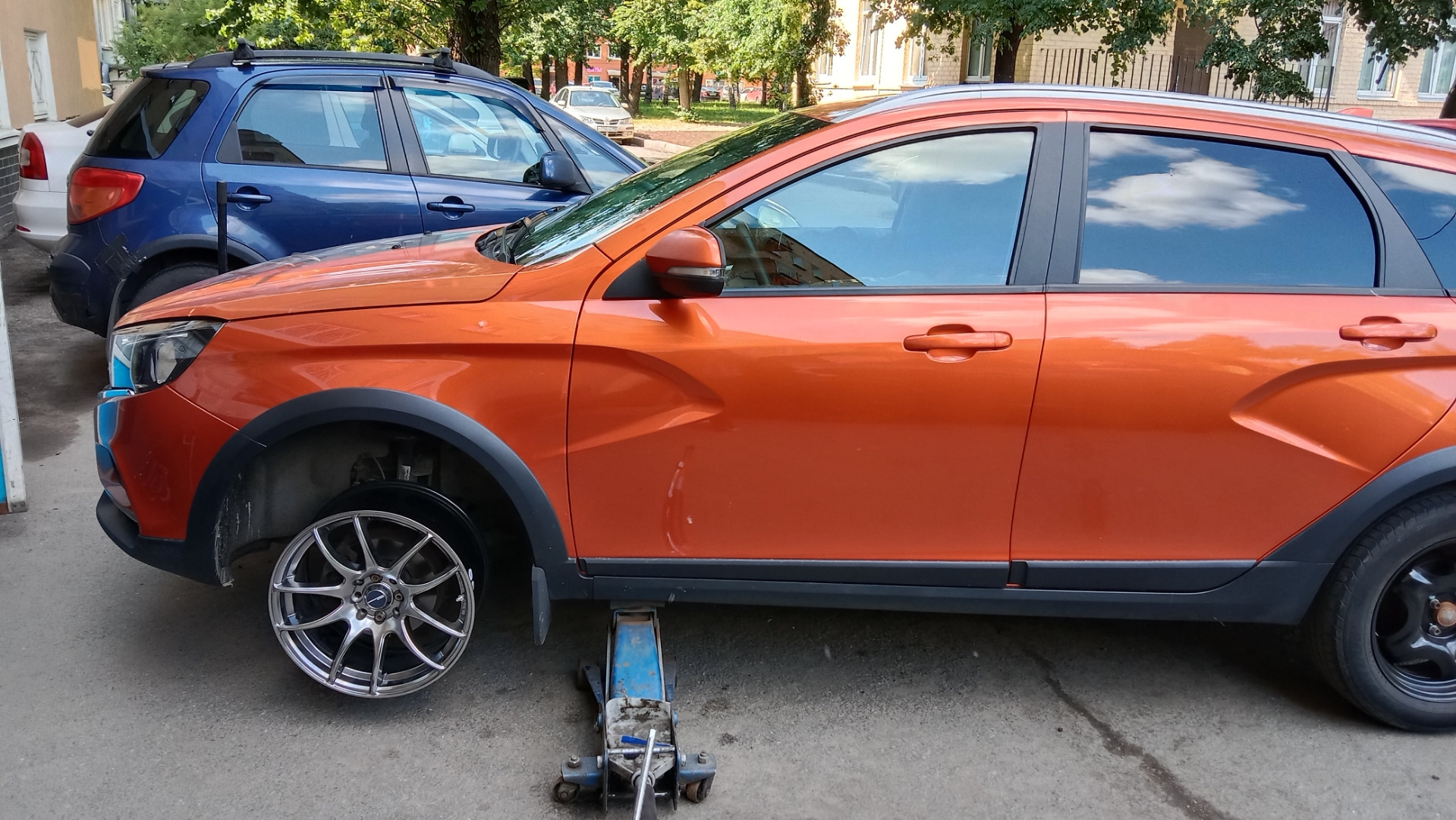 Замена штатным R17 — Lada Vesta SW Cross, 1,8 л, 2019 года | колёсные диски | DRIVE2