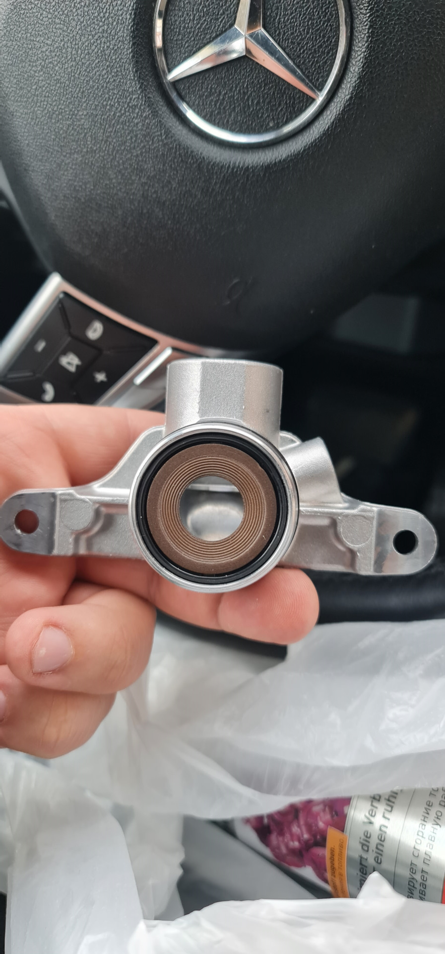 Замена сальника клапана вентиляции картерных газов — Mercedes-Benz GL ...