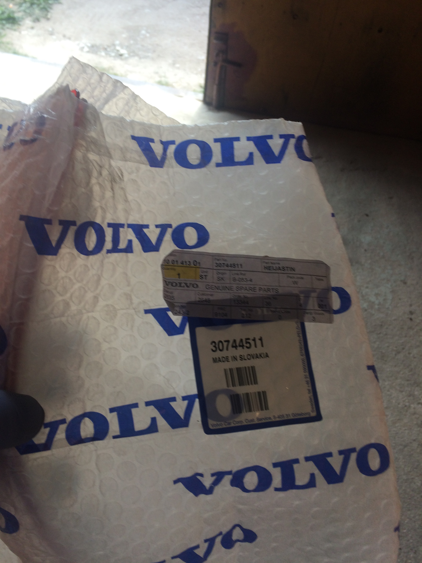 Замена заднего габаритного отражателя бампера. — Volvo XC70 III, 2,5 л ...