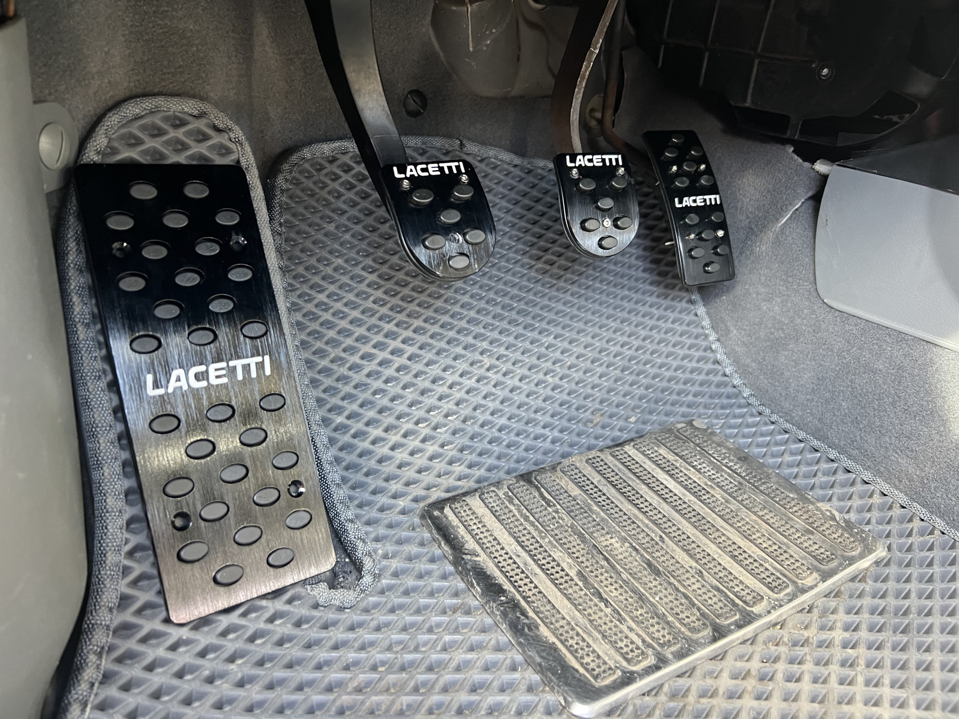 Установка накладок педалий — Chevrolet Lacetti 5D, 1,6 л, 2007 года ...