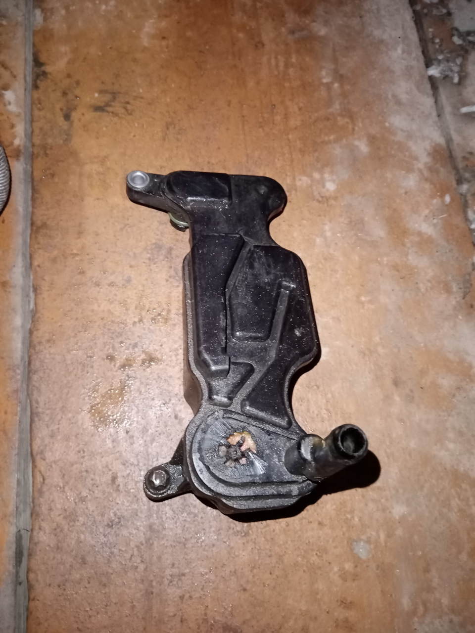 Замена маслоотделителя и клапана картерных газов — Mercedes-Benz B ...