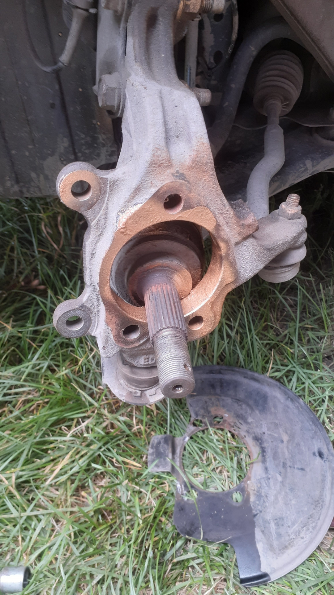 Замена передней ступицы — Nissan Tiida (1G), 1,6 л, 2011 года | своими ...