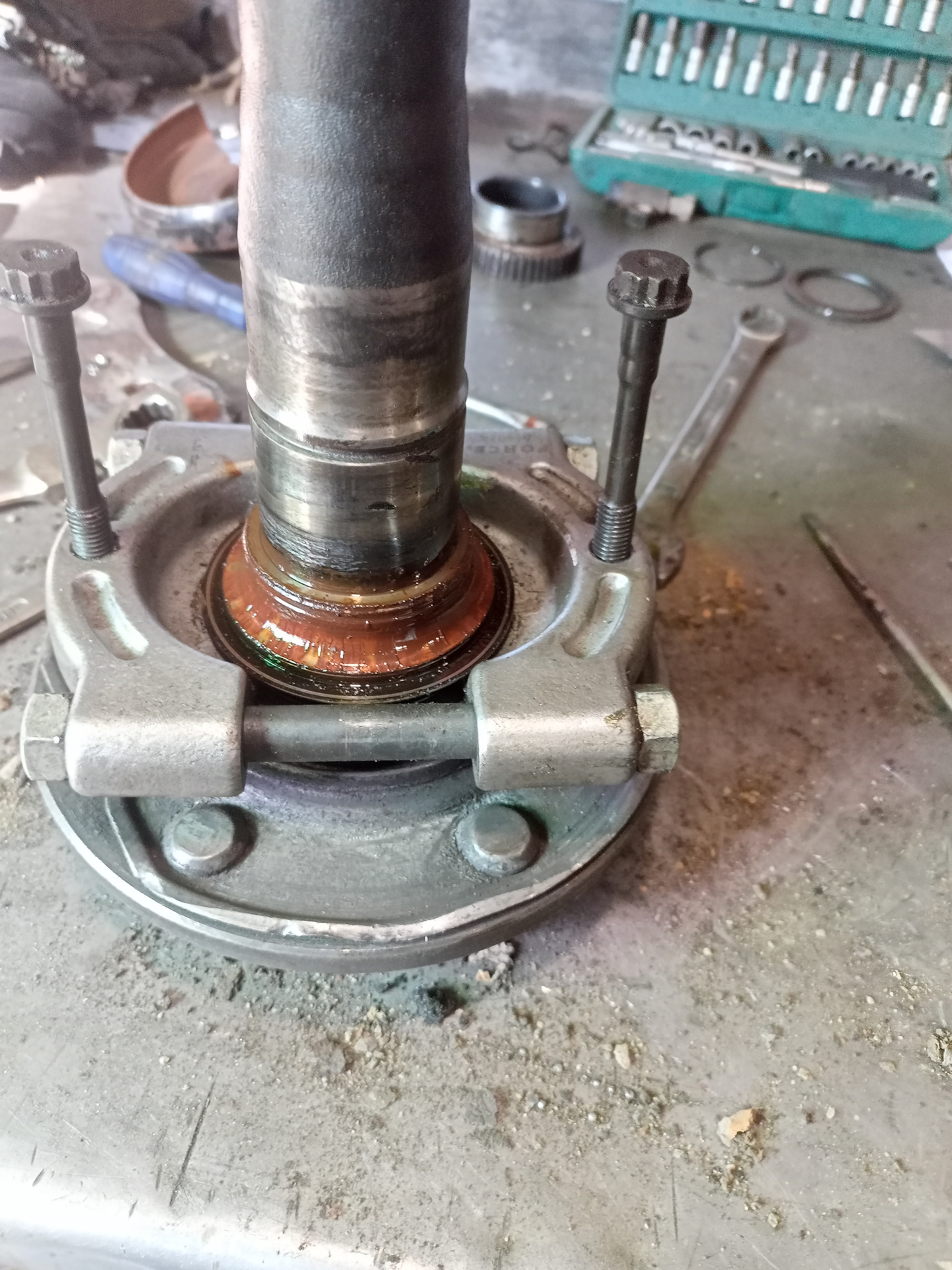 Замена подшипника задней полуоси. — Toyota Sequoia (1G), 4,7 л, 2002 ...