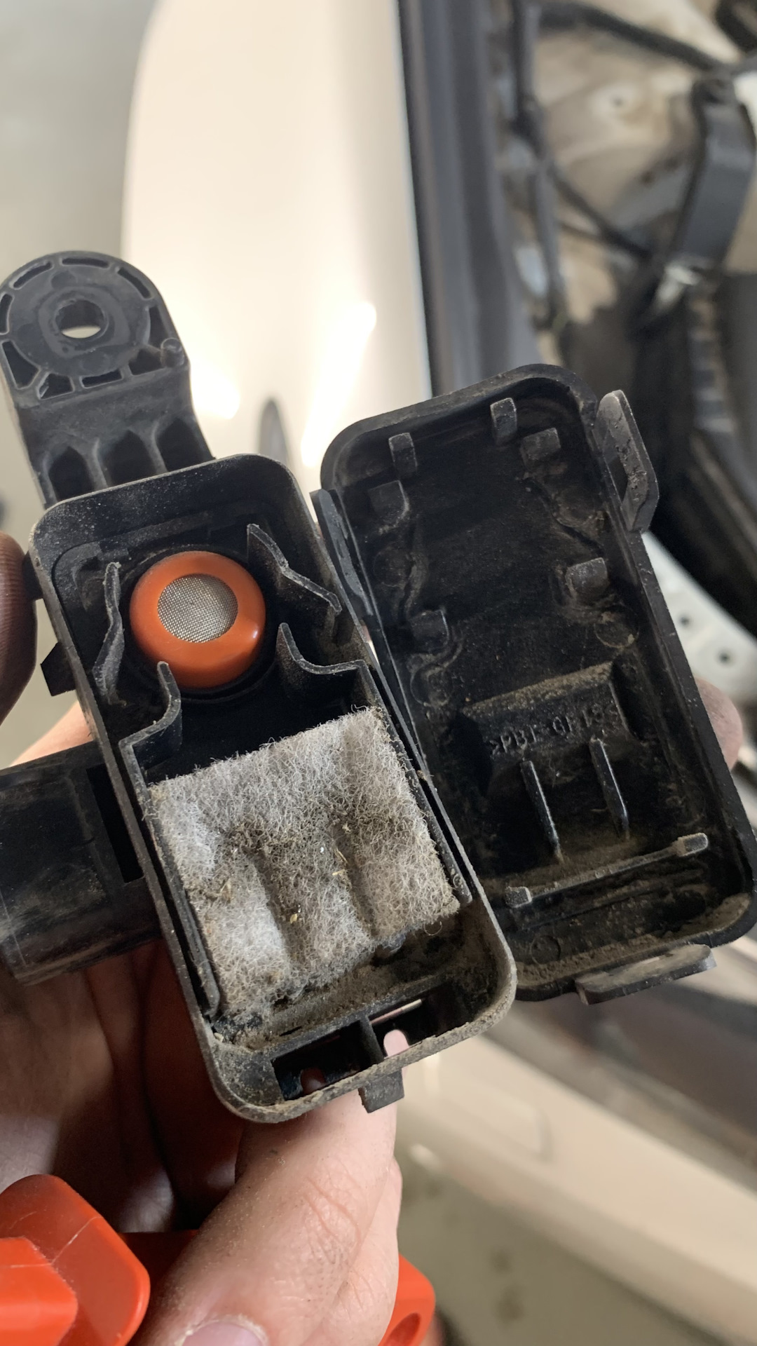 34. Замена воздушного фильтра и чистка датчика загрязненности воздуха ...