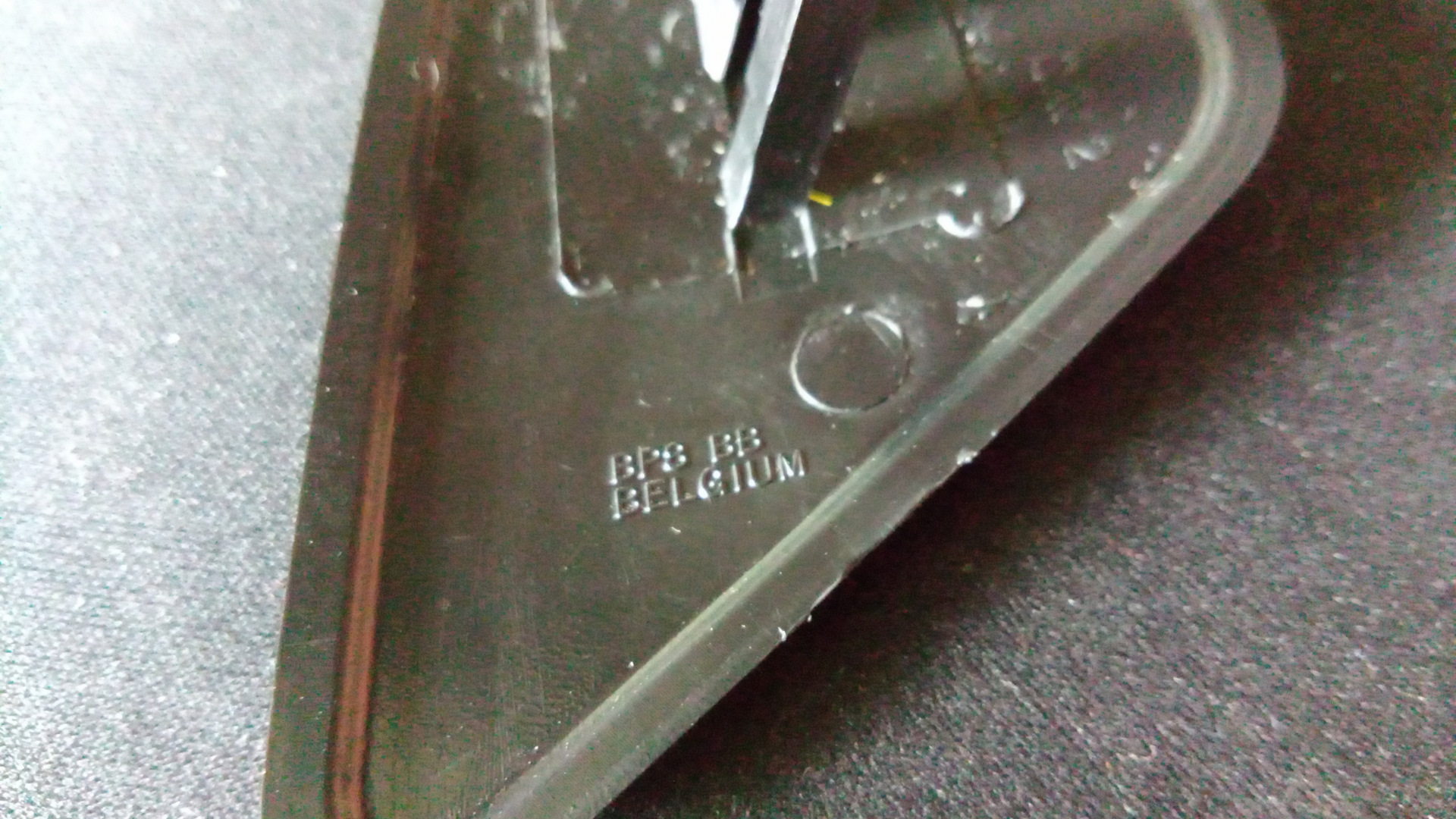 Заглушка форсунки омывателя левой фары — замена на аналог — Volvo S40 ...