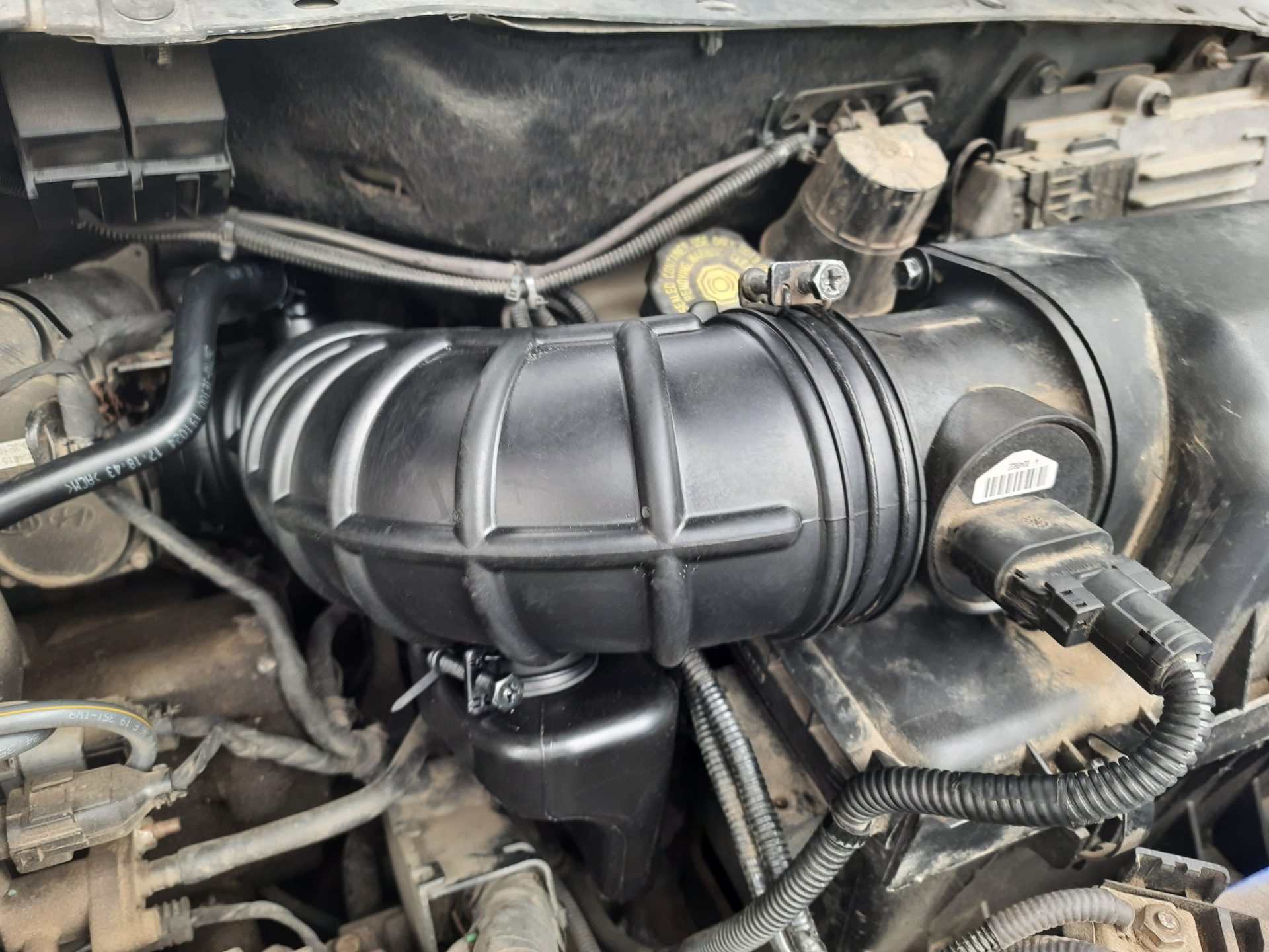 Замена патрубка воздуховода и ДАД — KIA Carnival (2G), 2,7 л., 2006 ...